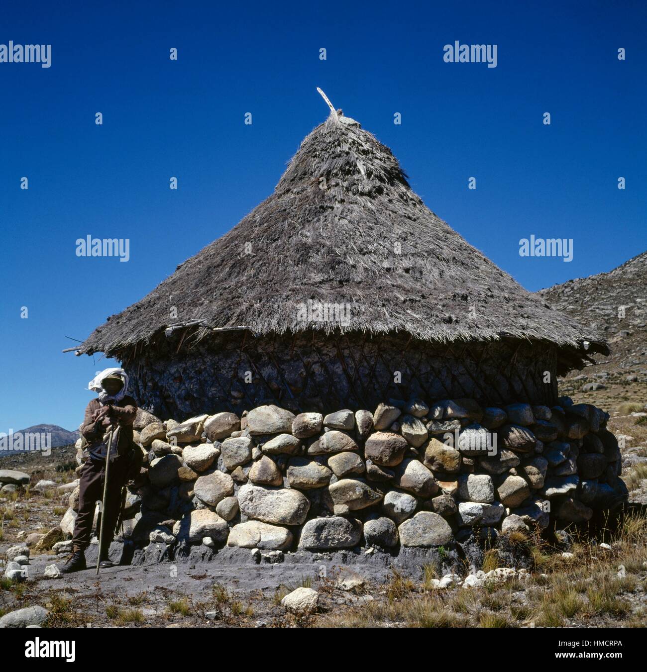 Ica hutte de pierre au toit de chaume Banque de photographies et d’images à haute résolution - Alamy