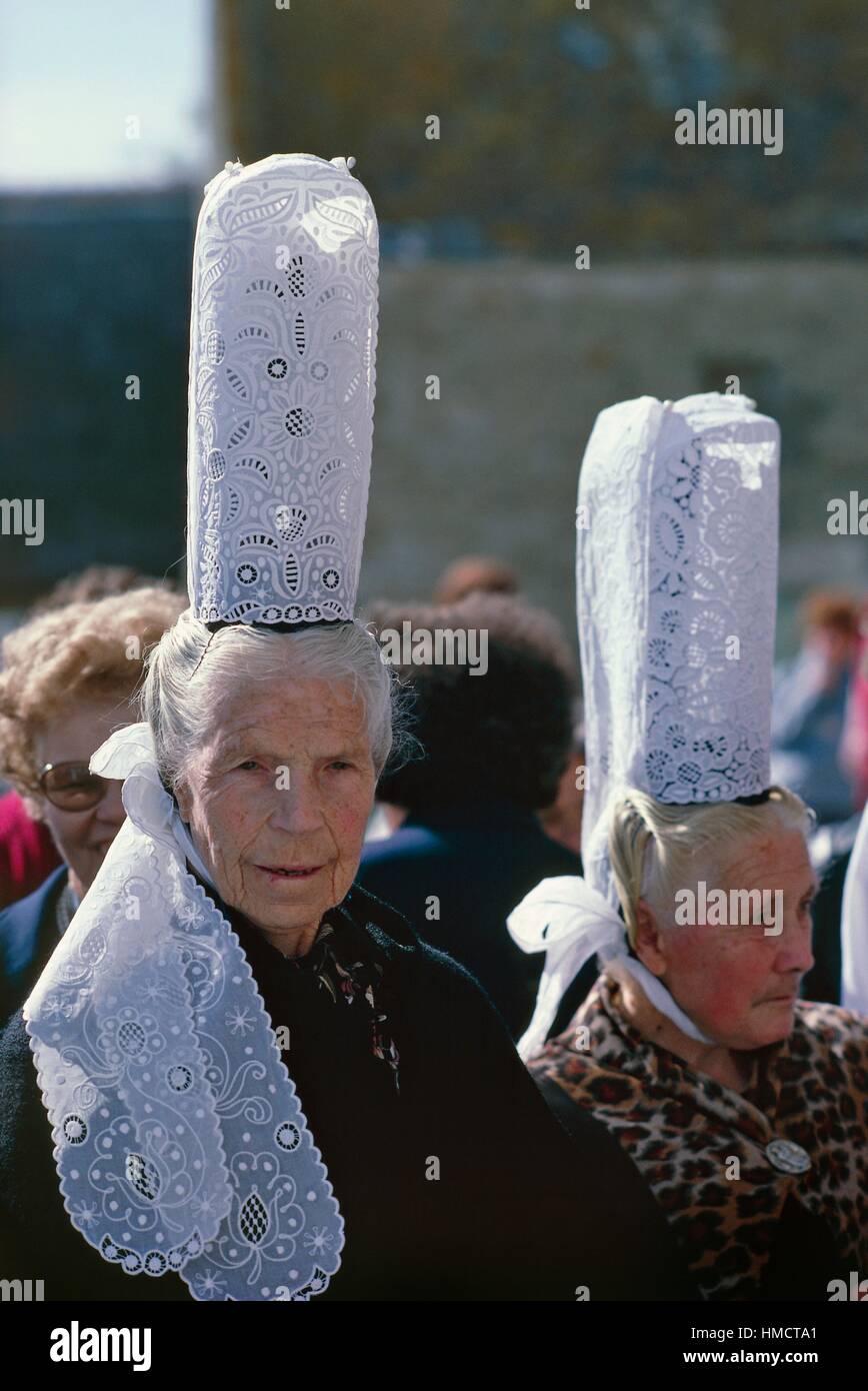 Femme portant une coiffe Bigoudene dentelle traditionnelle, fête de ...