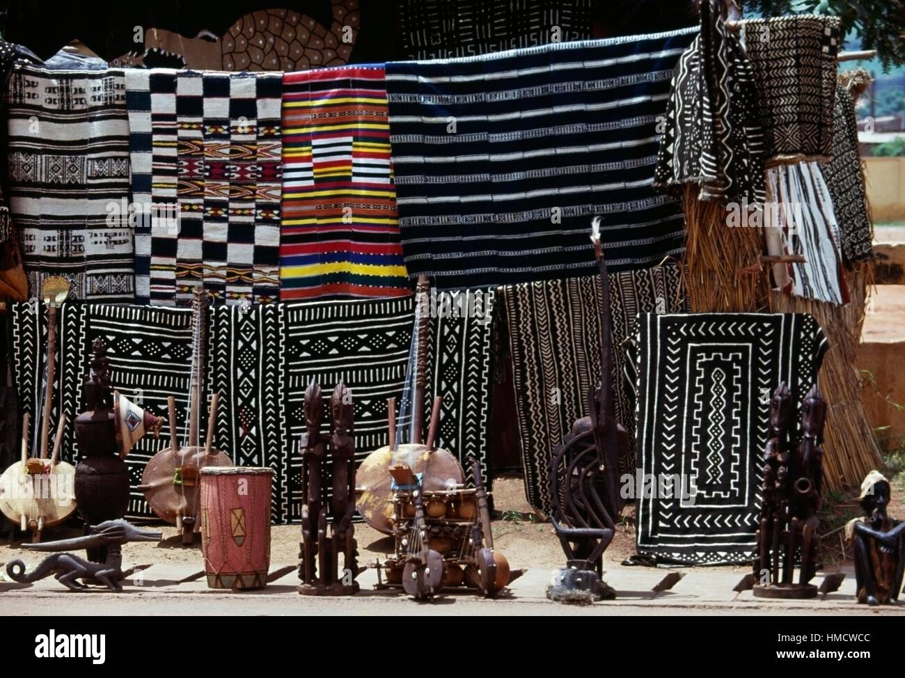 Atelier d'artisanat avec des tapis sur l'affichage, Bamako, Mali Photo ...