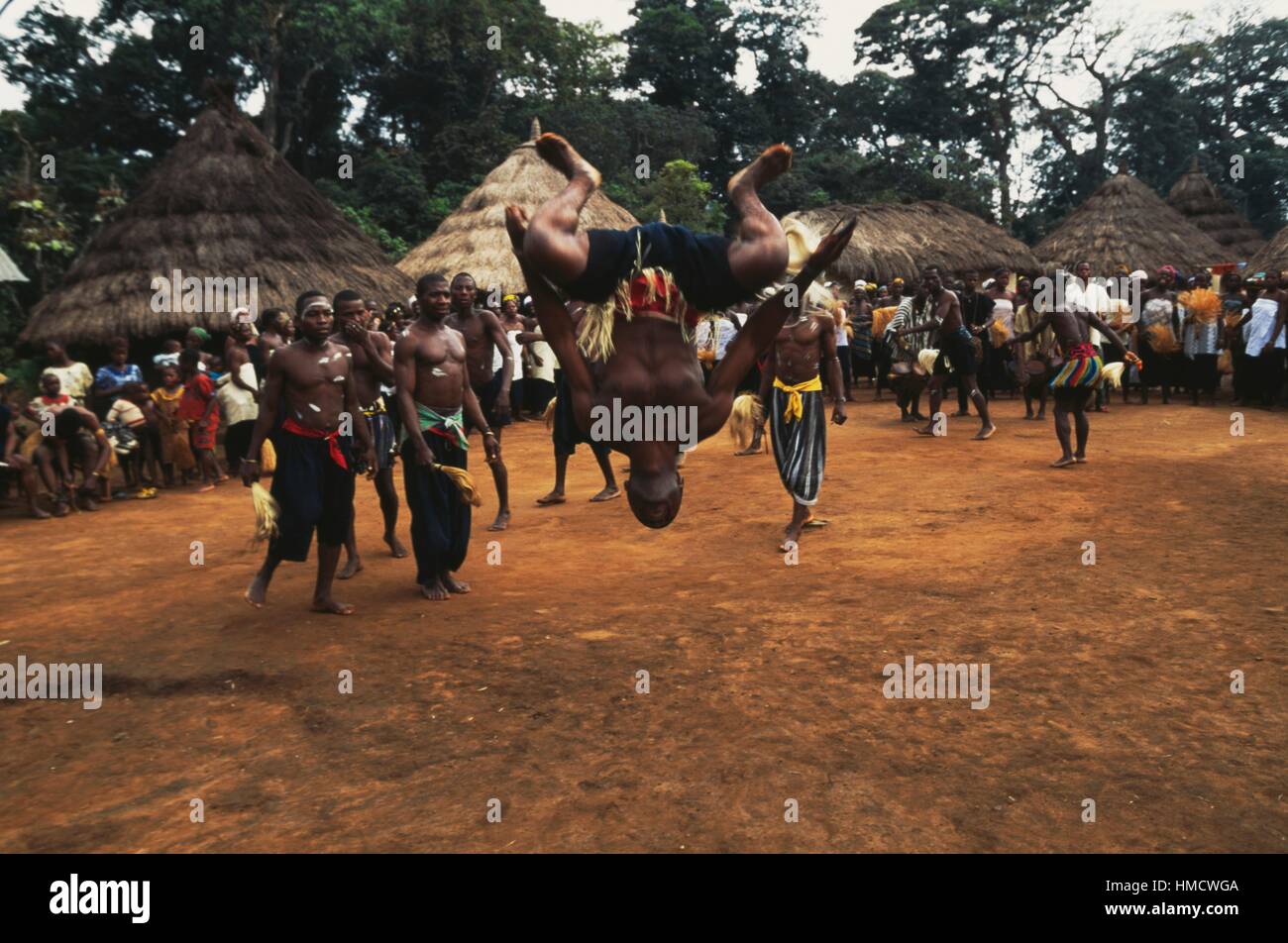 Un homme Yacouba effectuant une danse dans le village de Silacoro sur ...