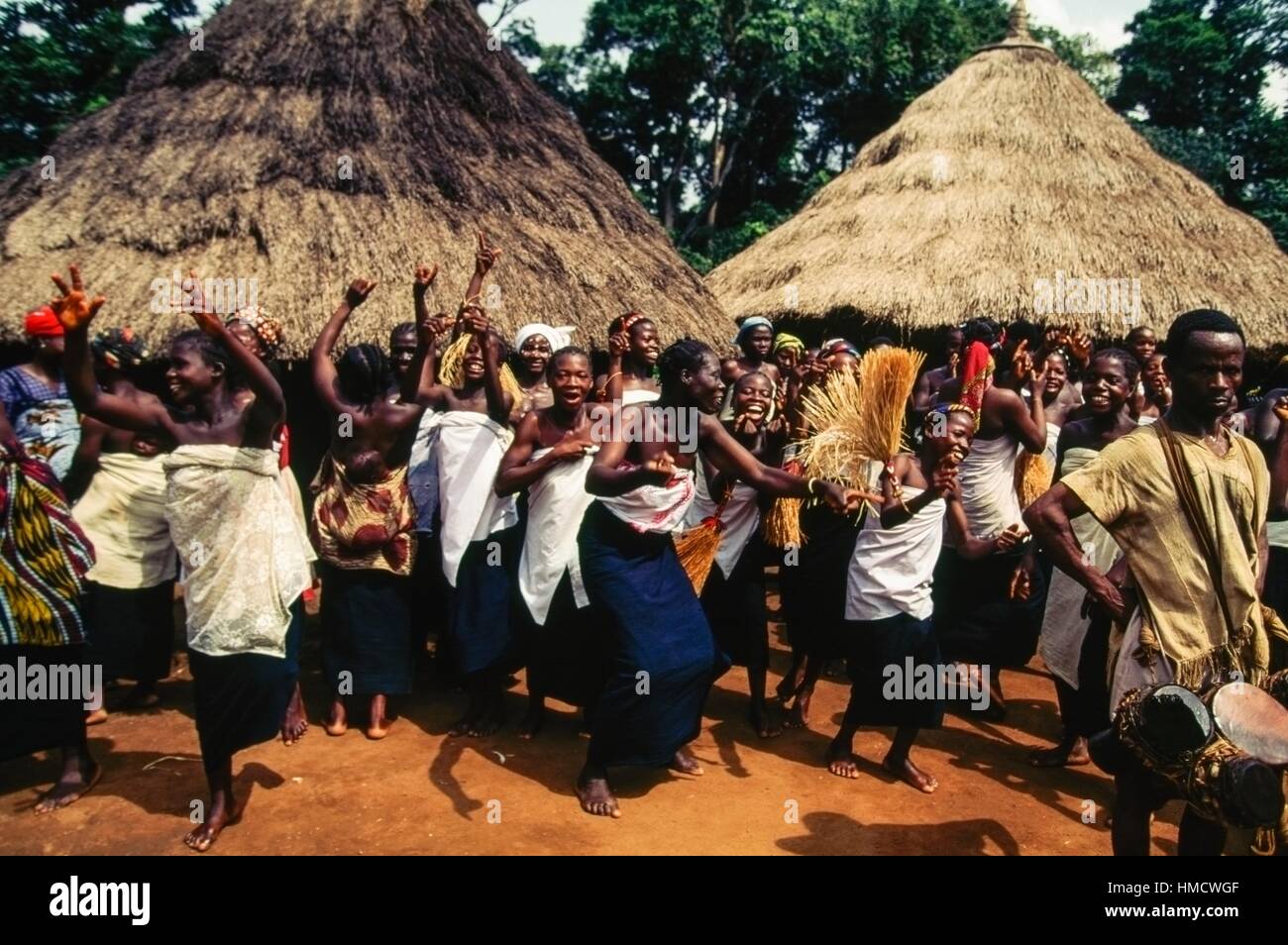 Un Yacouba danse dans le village de Silacoro sur les pentes du mont ...