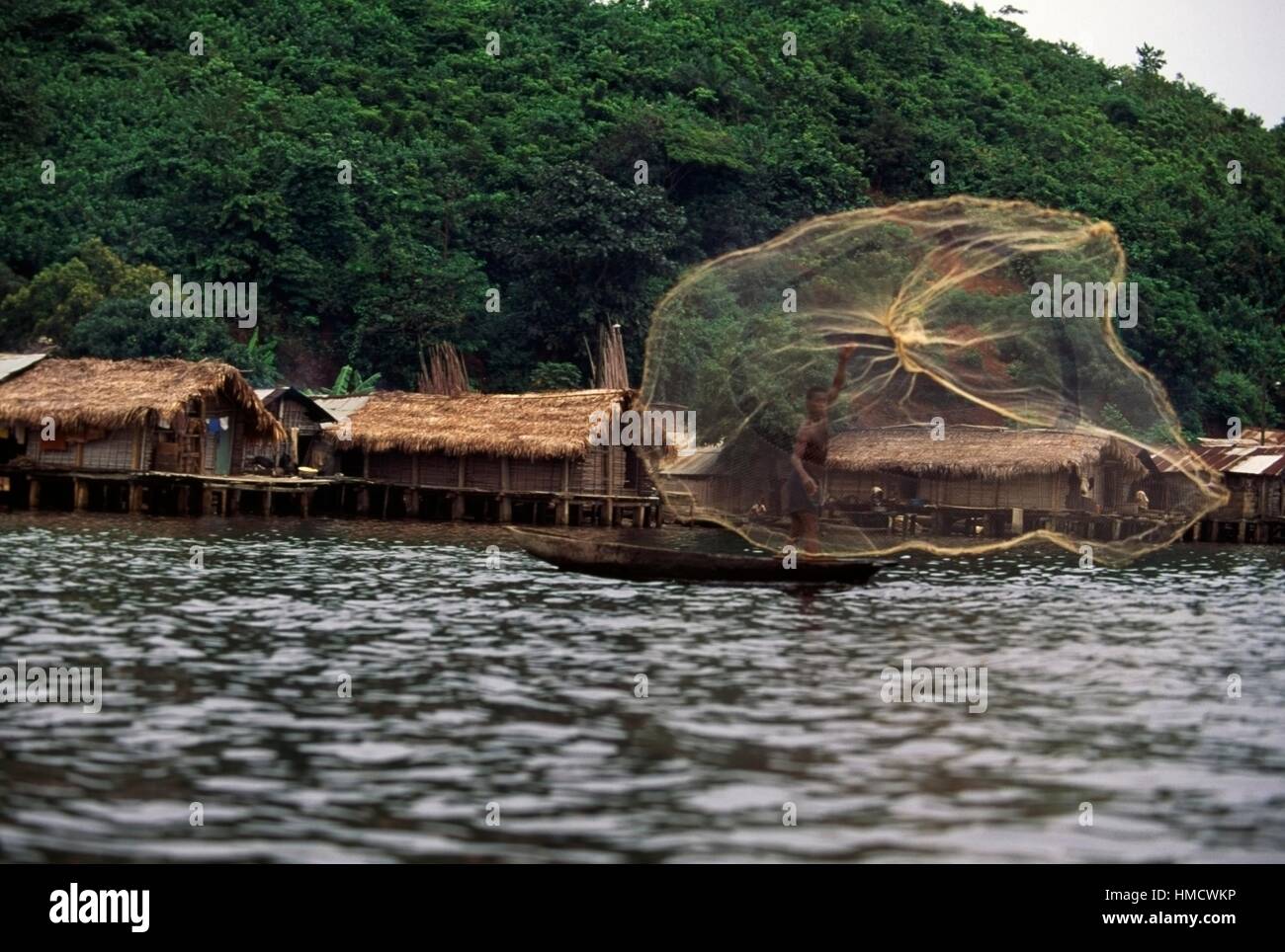 Filets de coulée en face de maisons construites sur l'eau, pile ...