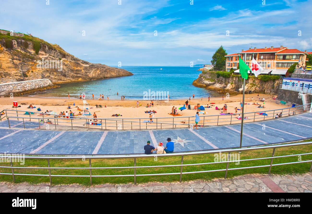 Plage du sablon et village des llanes asturies Banque de photographies ...
