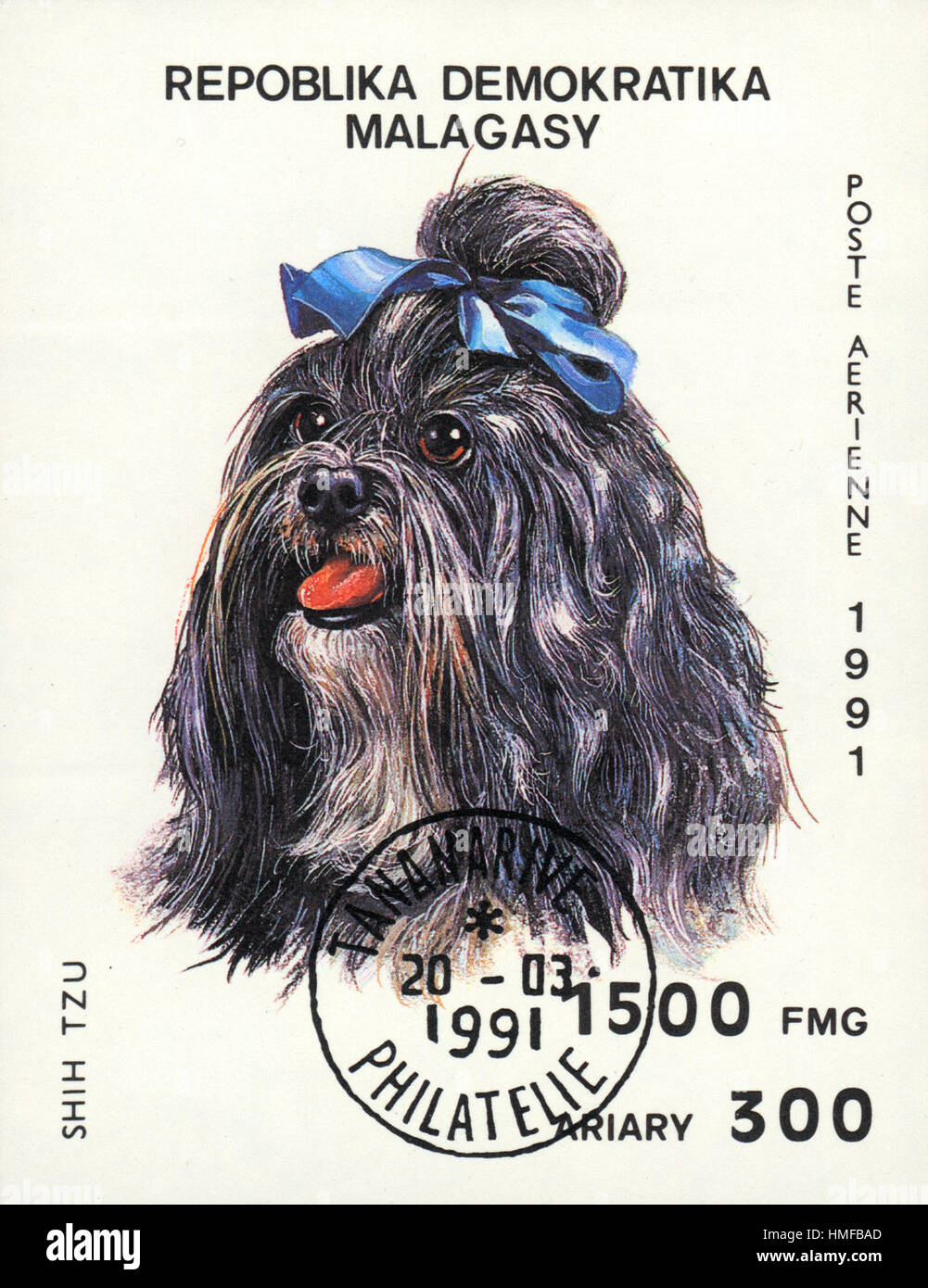 Un timbre-poste imprimé en malgache Republica montre un chien shih tzu ...