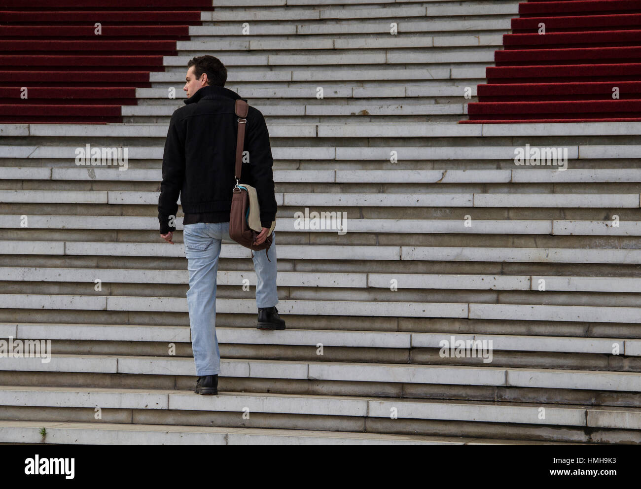 Homme qui monte les escaliers Banque de photographies et d’images à ...