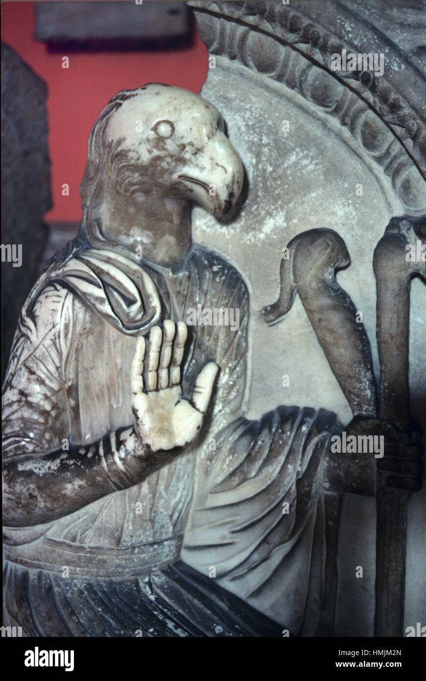 Sarcophage romain (c4th BC) montrant romain avec une tête d'Aigle de l ...