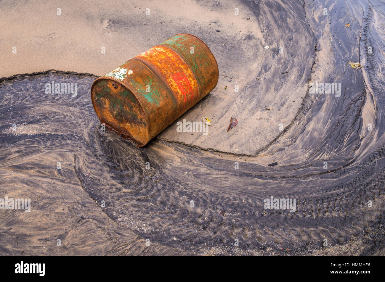 Le baril de pétrole Old rusty on beach Photo Stock - Alamy