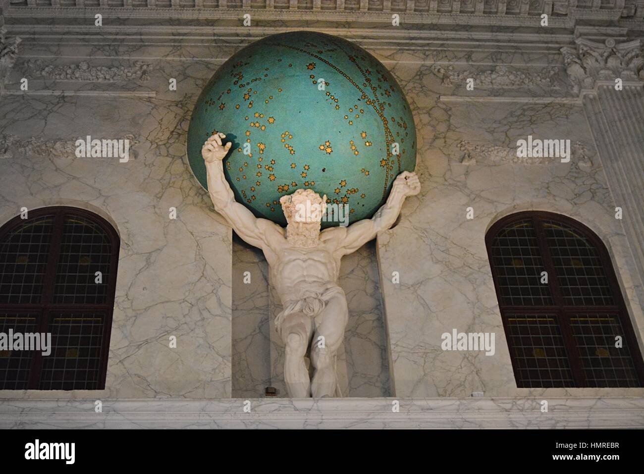 Statue of atlas holding globe Banque de photographies et d’images à ...