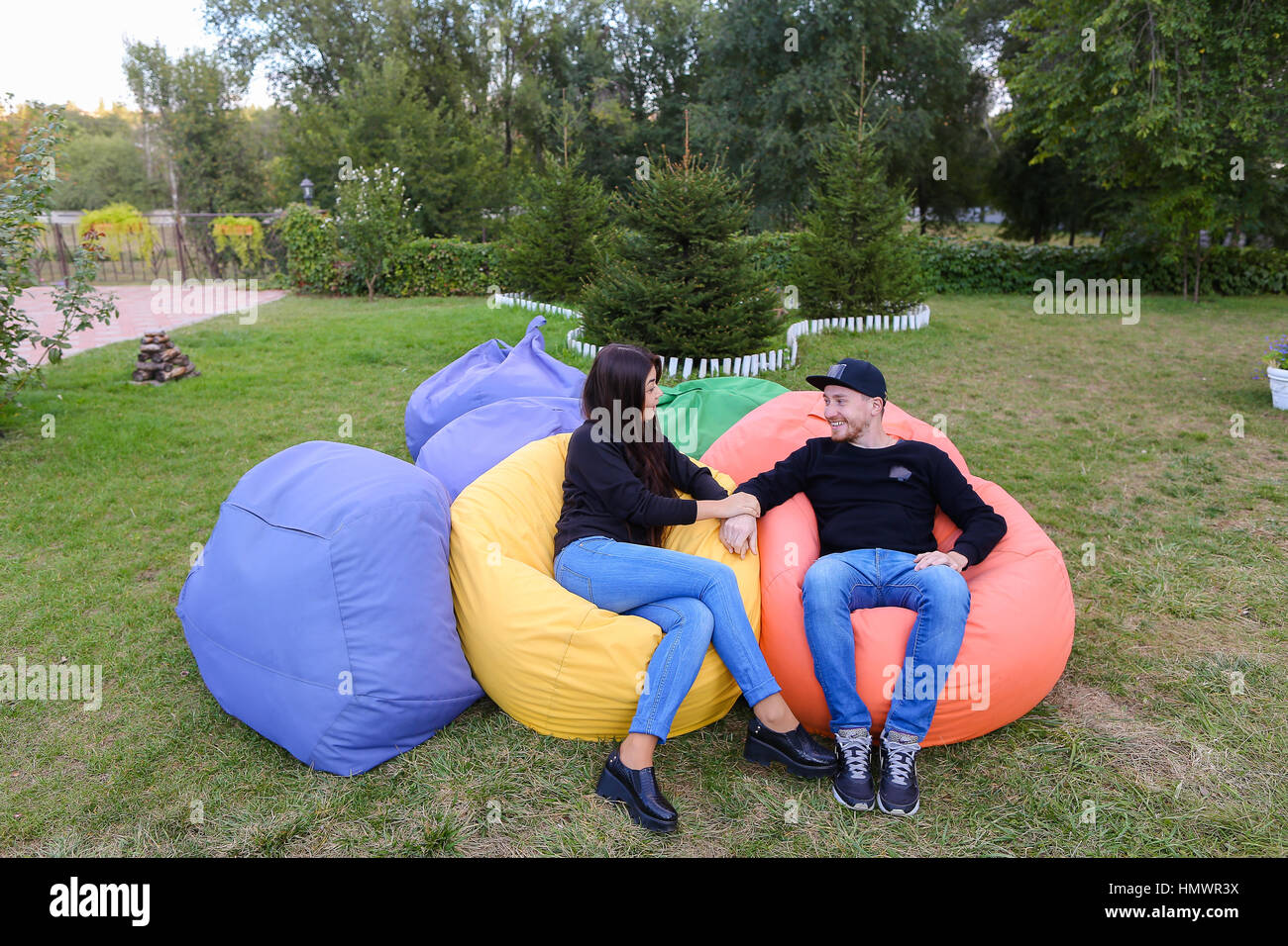 Paire d'amoureux de jeunes gens assis dans des tons de jaune et du ...
