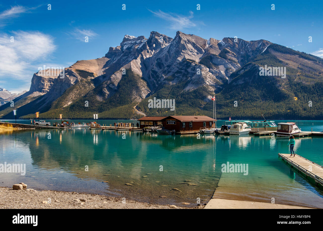 Le lac Minnewanka, un lac glaciaire dans le parc national de Banff ...