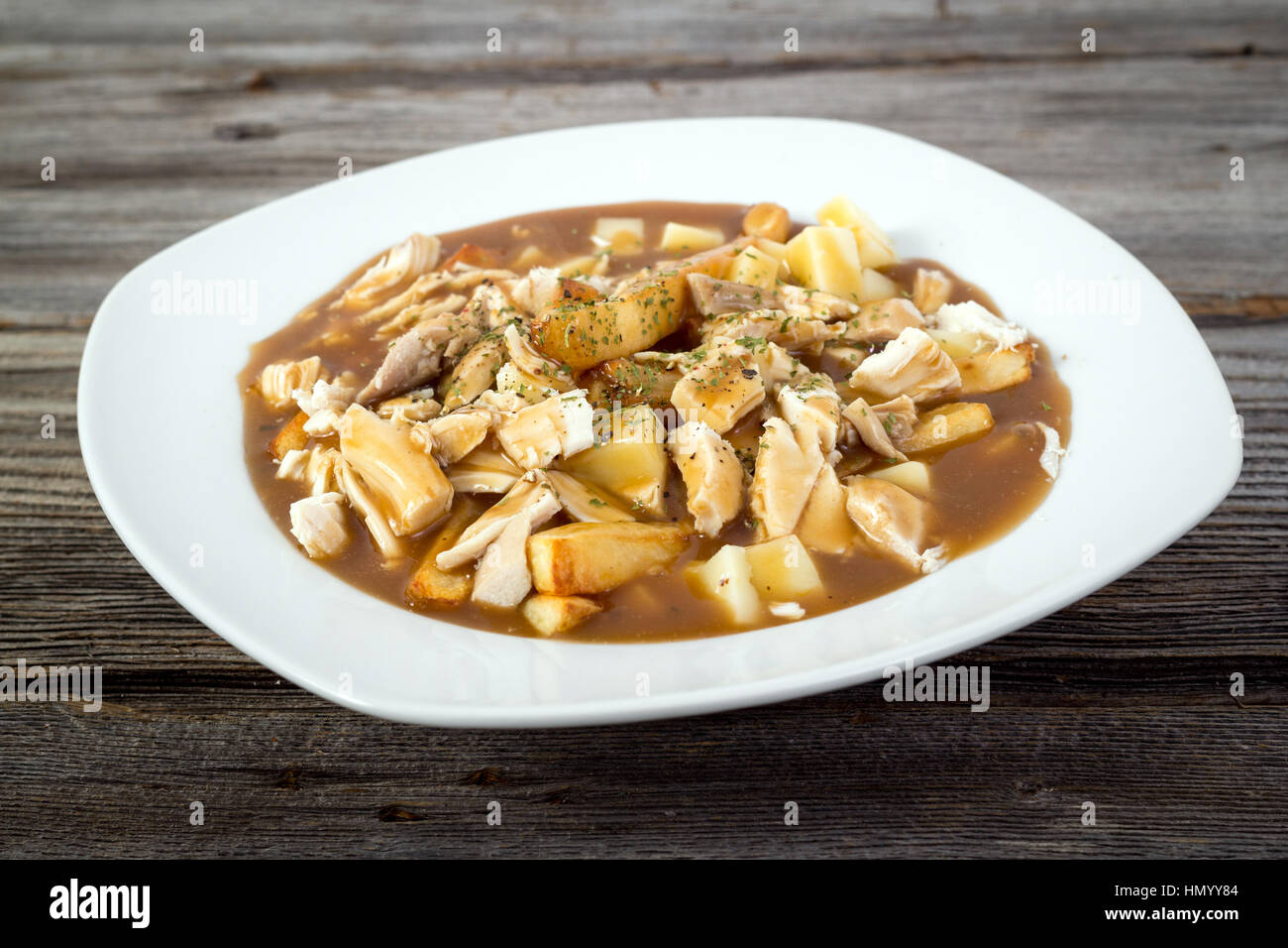 La poutine Québec poulet sauce préparée avec le caillé et le poulet ...