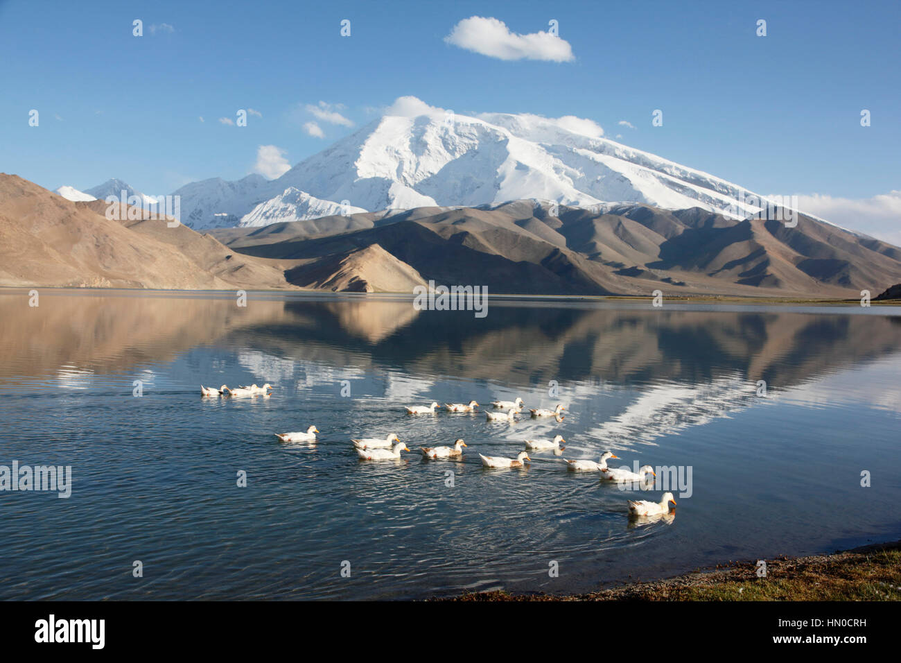 Karakul lake Banque de photographies et d’images à haute résolution - Alamy