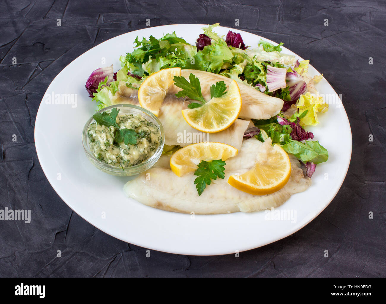 Noyer le poisson Tilapia avec salade et sauce tartare Photo Stock - Alamy