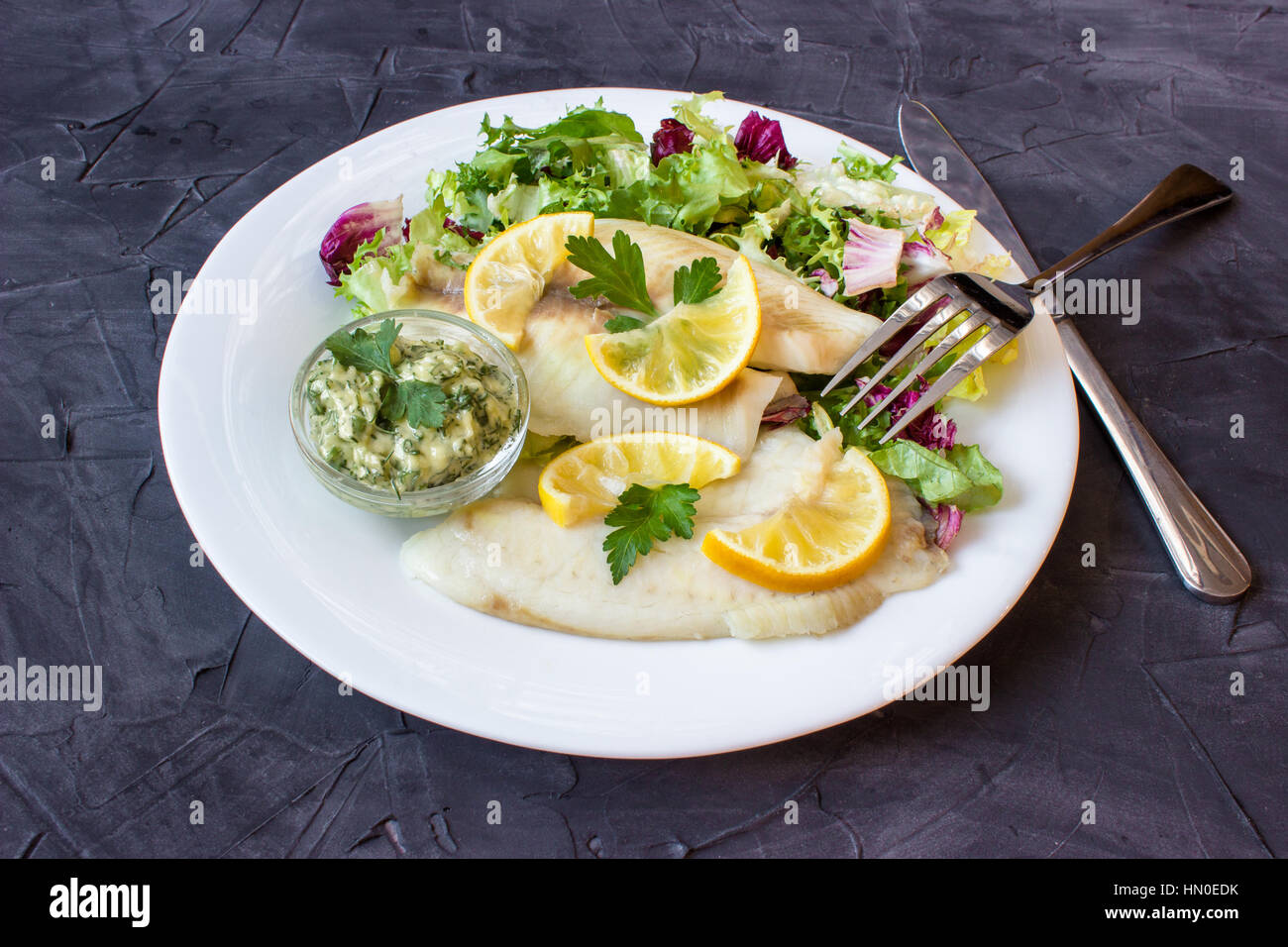 Noyer le poisson Tilapia avec salade et sauce tartare avec appareils ...