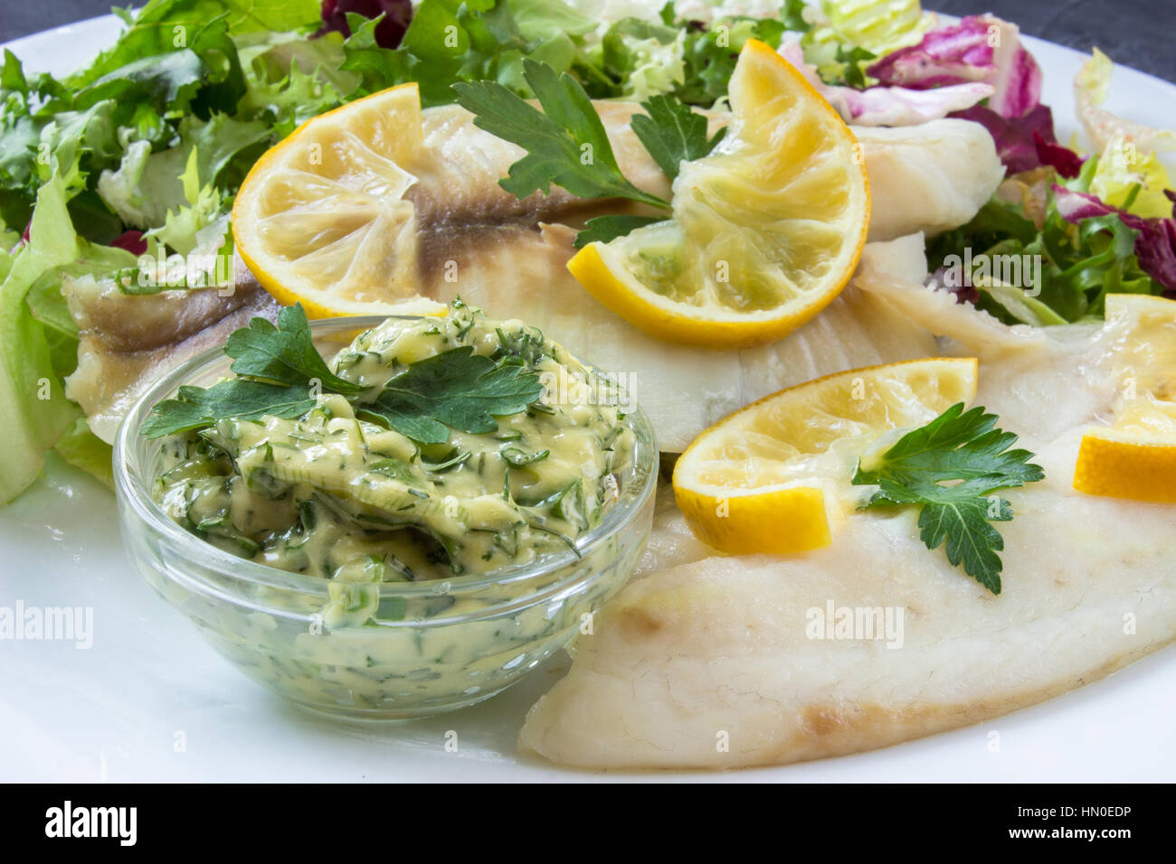 Noyer le poisson Tilapia avec salade et sauce tartare Photo Stock - Alamy