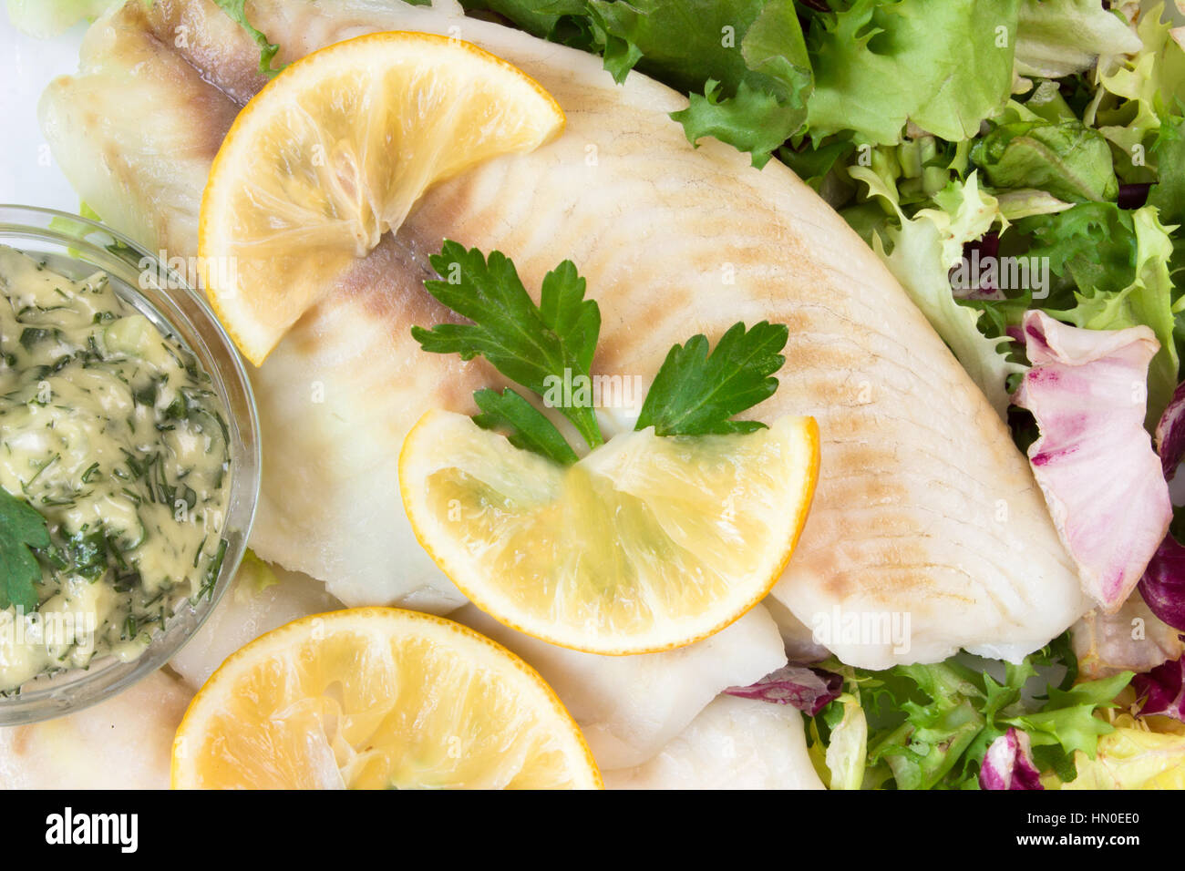 Noyer le poisson Tilapia avec salade et sauce tartare Photo Stock - Alamy
