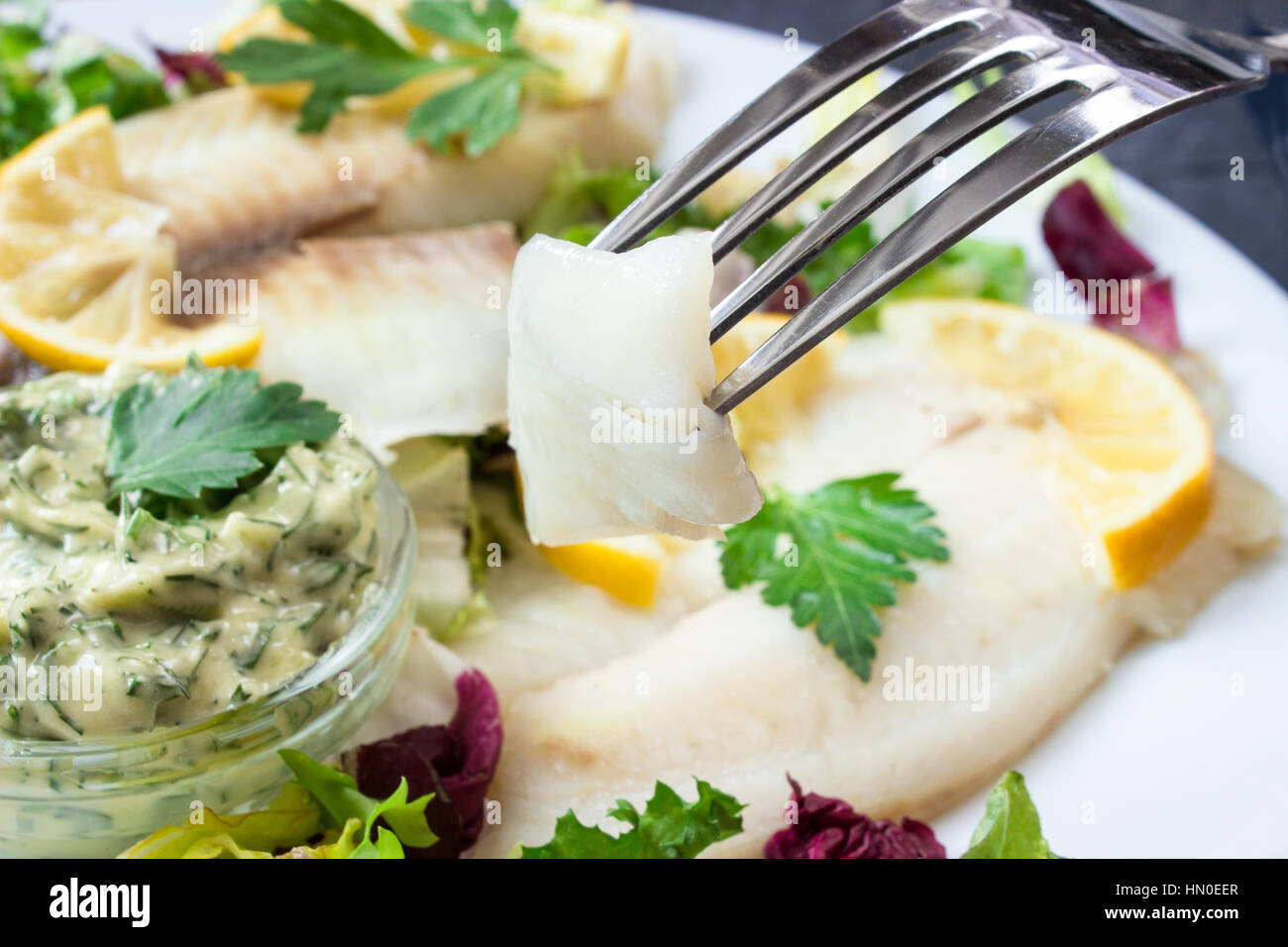 Noyer le poisson Tilapia avec salade et sauce tartare et un morceau de ...