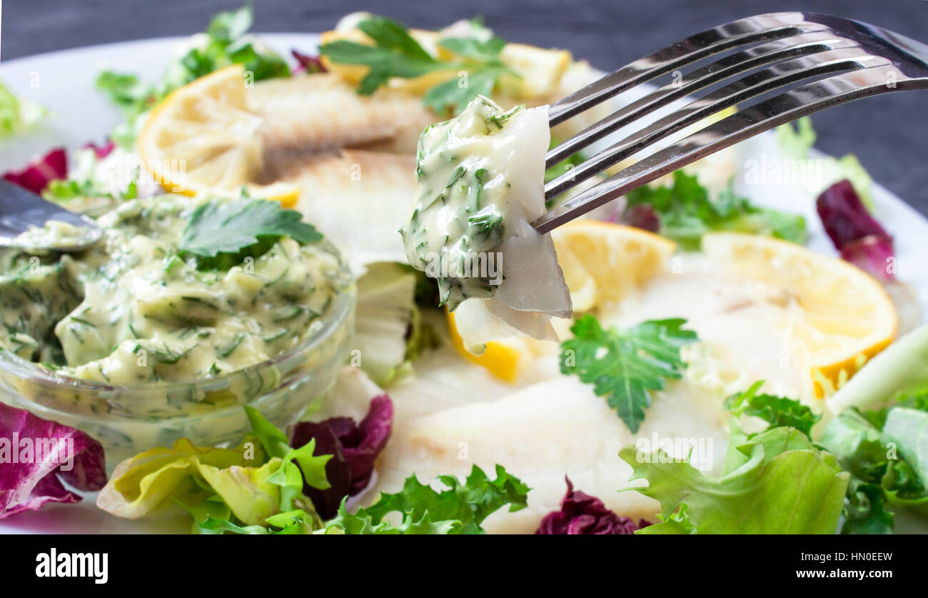 Noyer le poisson Tilapia avec salade et sauce tartare et un morceau de ...