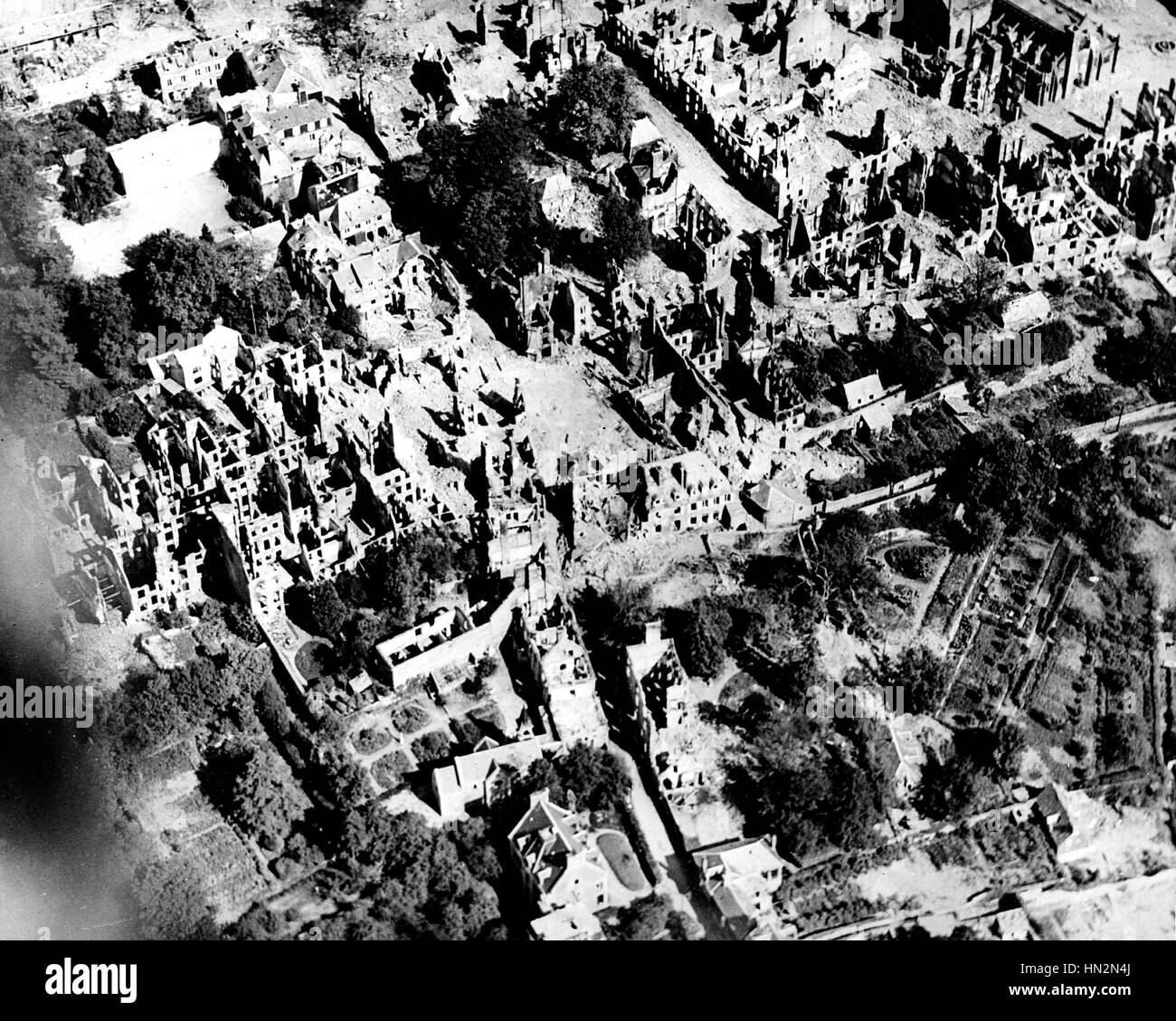 Libération de la France, vue aérienne de Vire après la libération, de ...