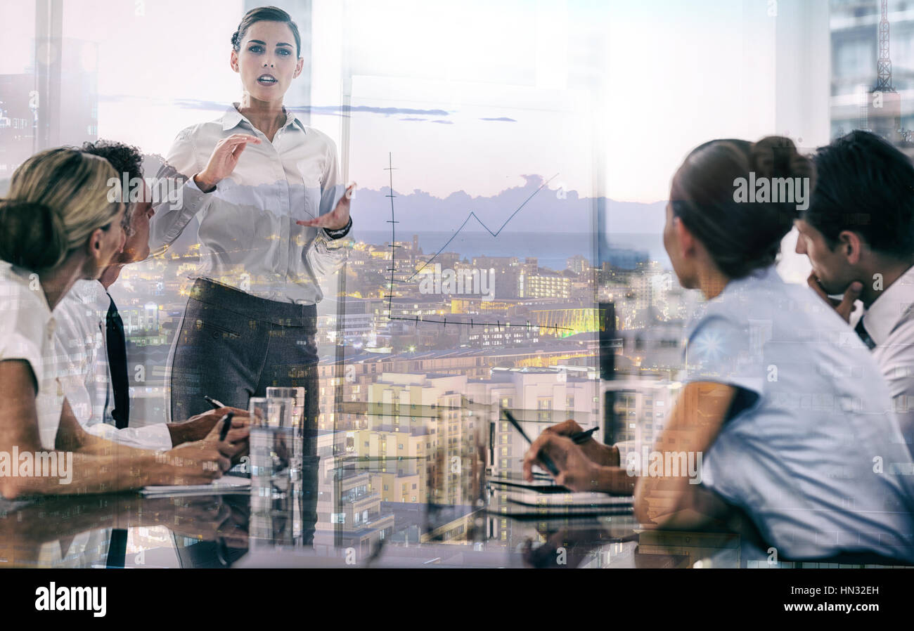 Businesswoman giving explication devant un tableau de plus en plus sur ...