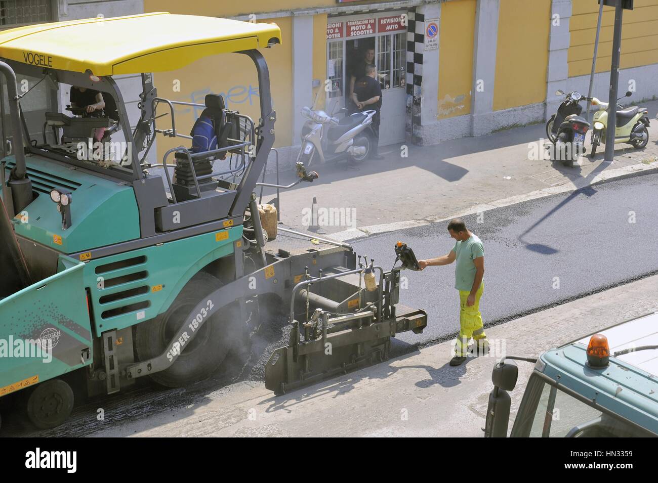 Cour pour le bitumage d'une route Photo Stock - Alamy