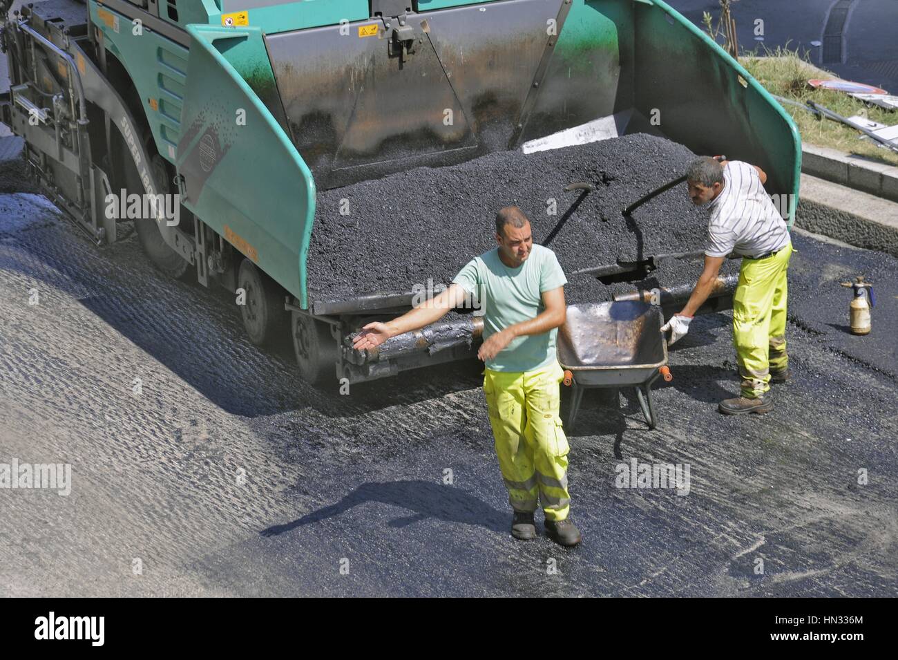 Asphalt spreader Banque de photographies et d’images à haute résolution ...