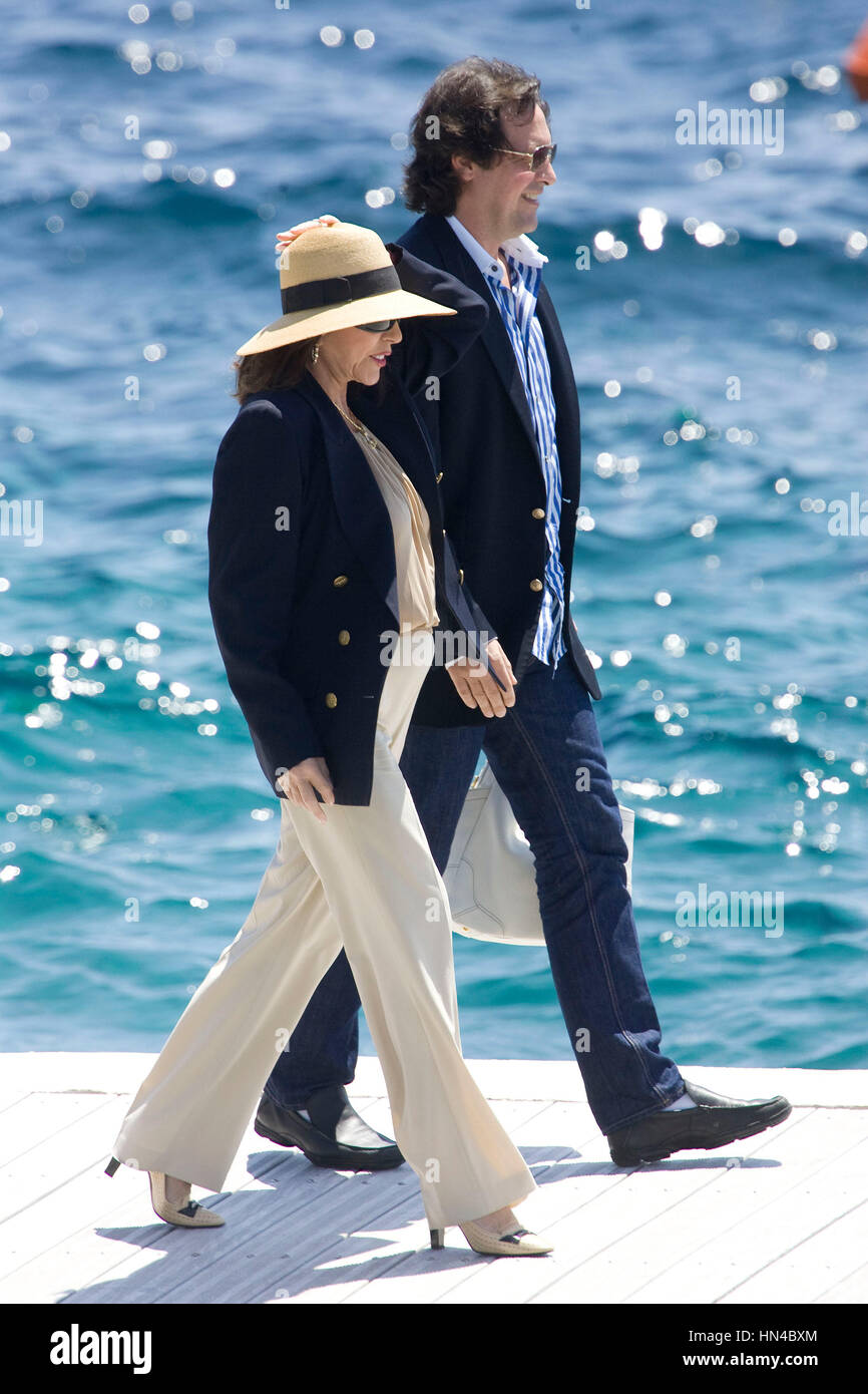 L'actrice Joan Collins et mari Percy Gibson à pied sur un quai le 18 ...