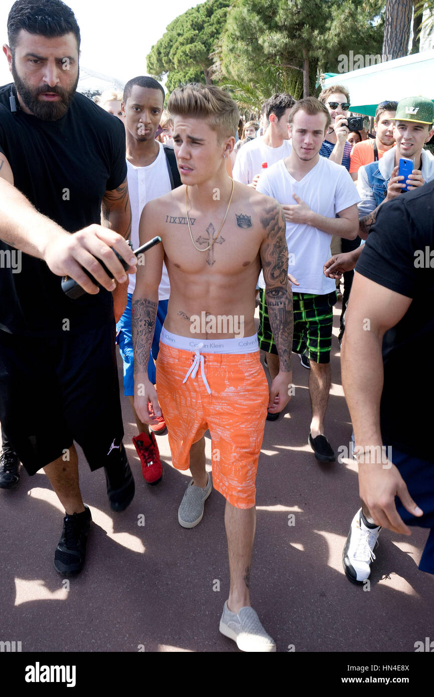 Justin Bieber marche le long de la Croisette sans sa chemise au ...