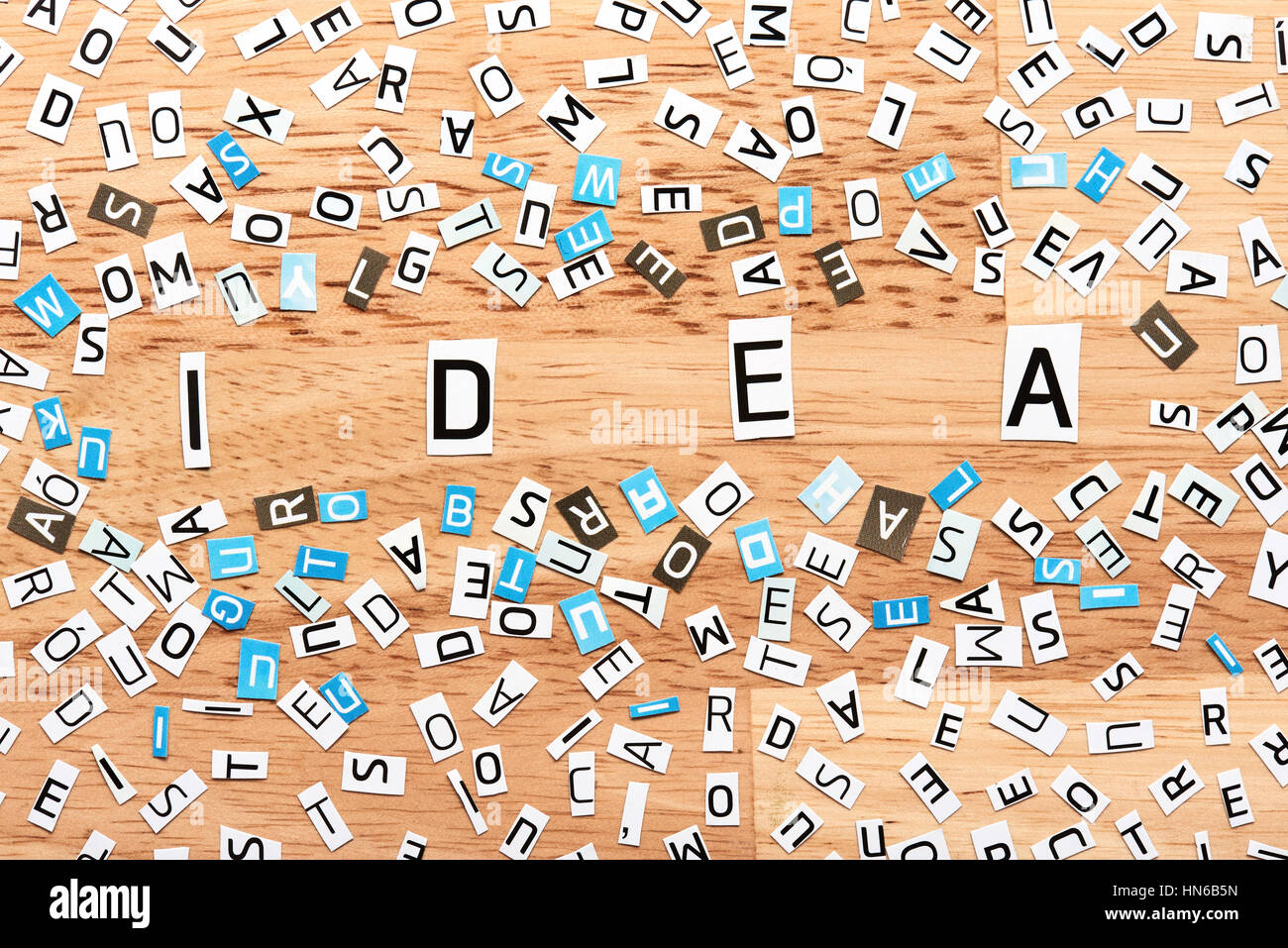 Idée mot de découper les lettres sur le tableau en bois Photo Stock - Alamy