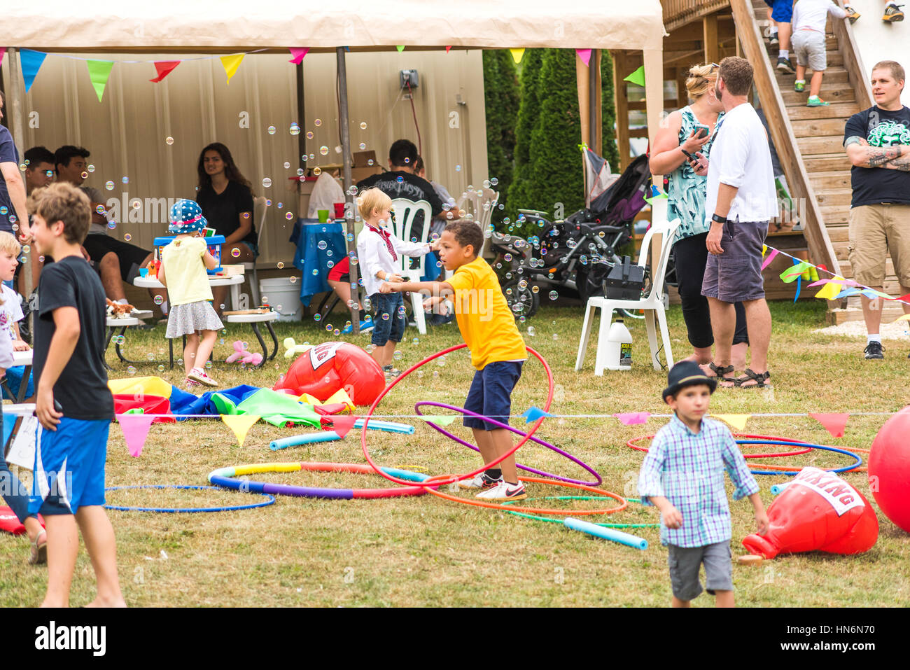 Enfants jouant avec des cerceaux Banque de photographies et d’images à ...