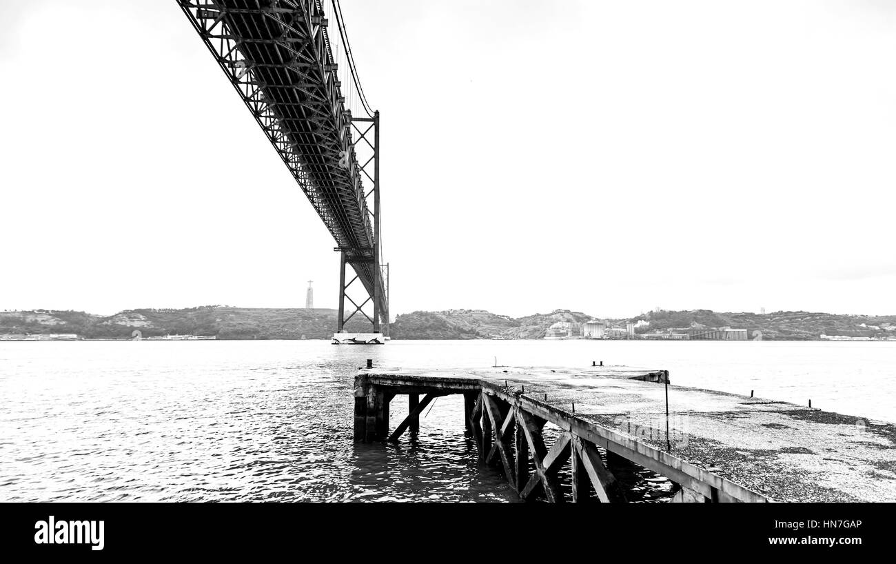 Pont suspendu de lisbonne Banque d'images noir et blanc - Alamy