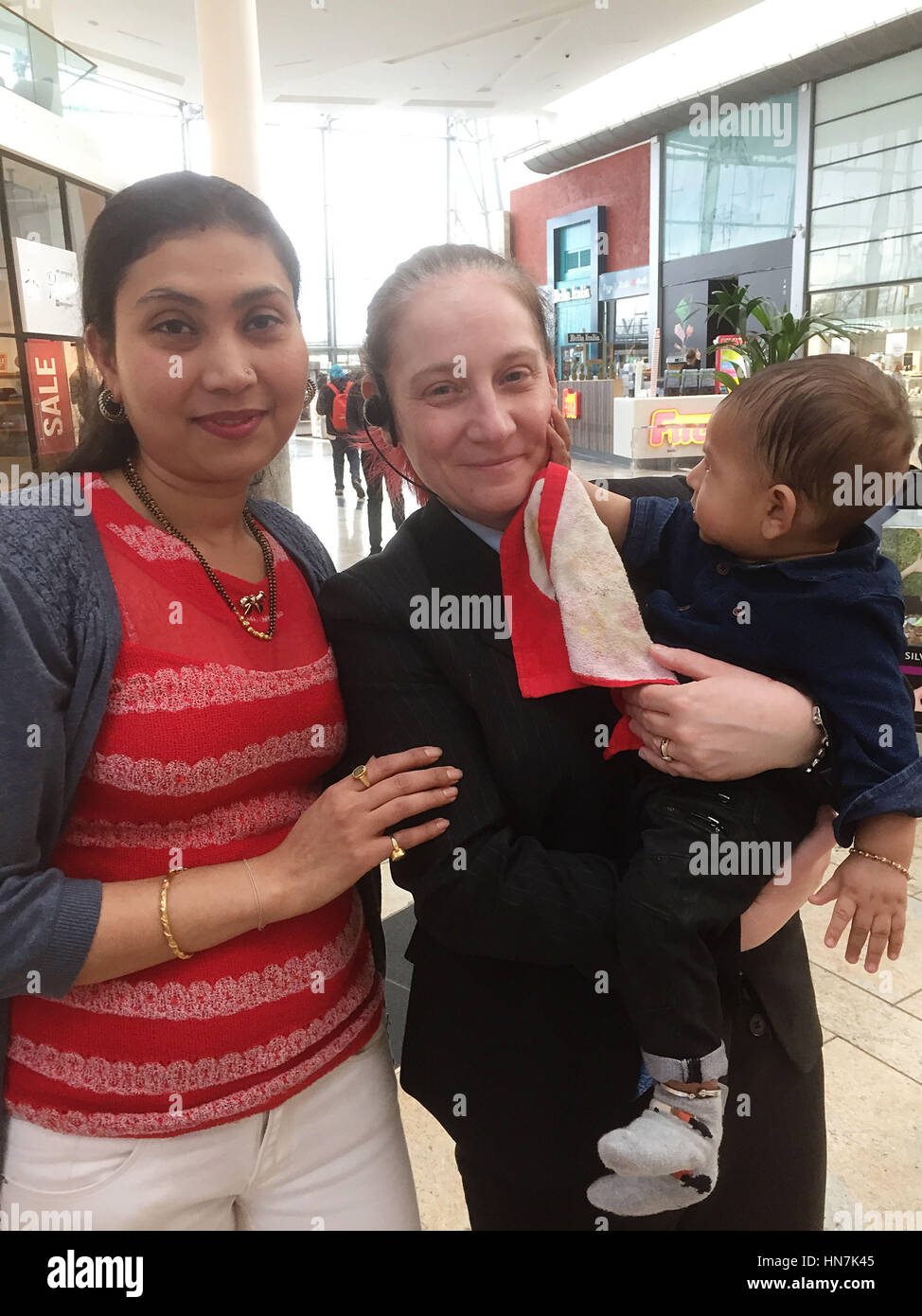 Krishna Barot (à gauche) avec son bébé Nitul et gardien de sécurité ...