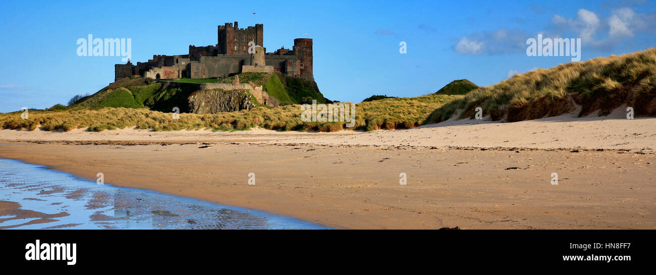 L'été, Château de Bamburgh, Bamburgh, village au nord de la côte de ...