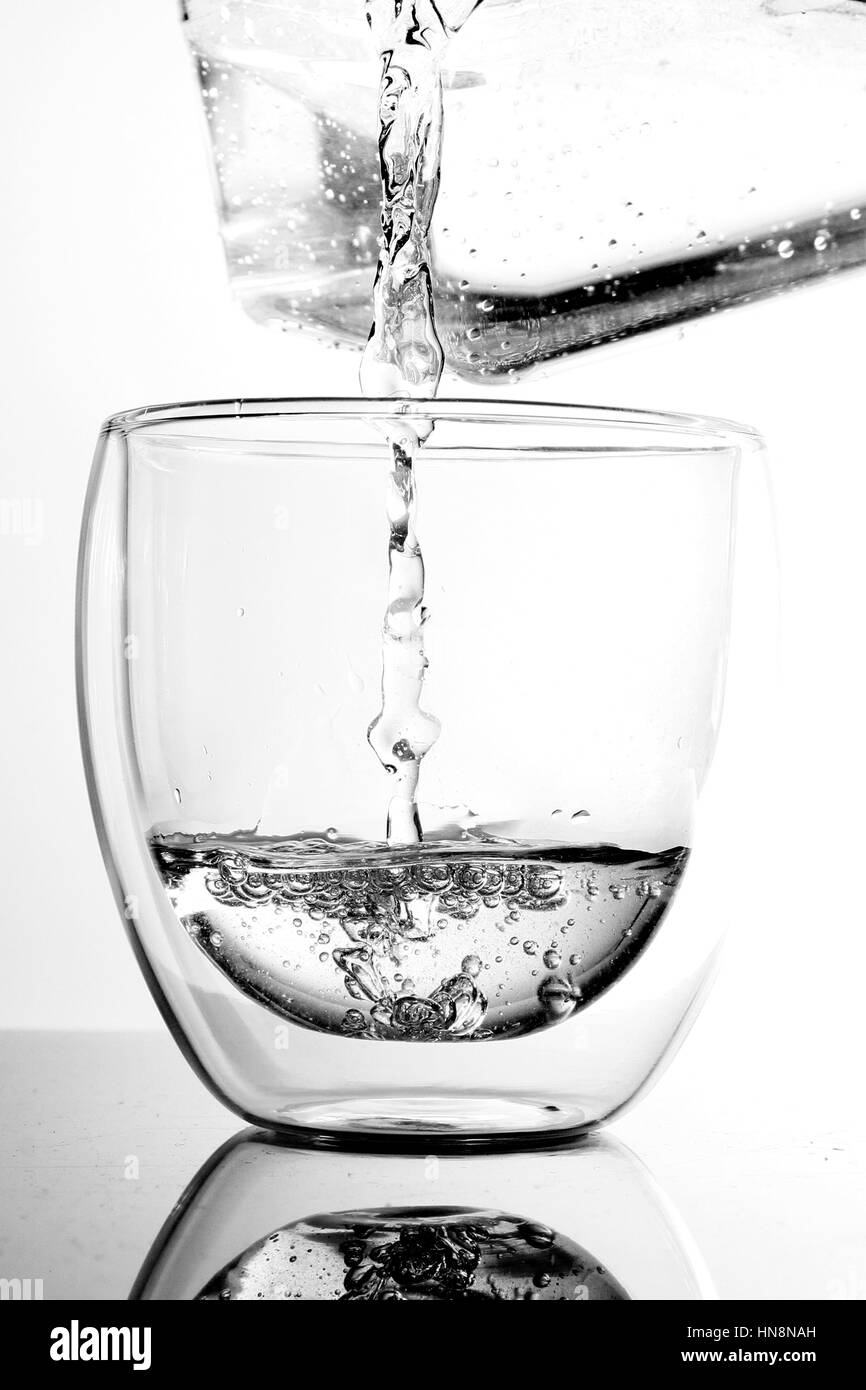 L'eau minérale et d'eau est un processus transparent et presque ...