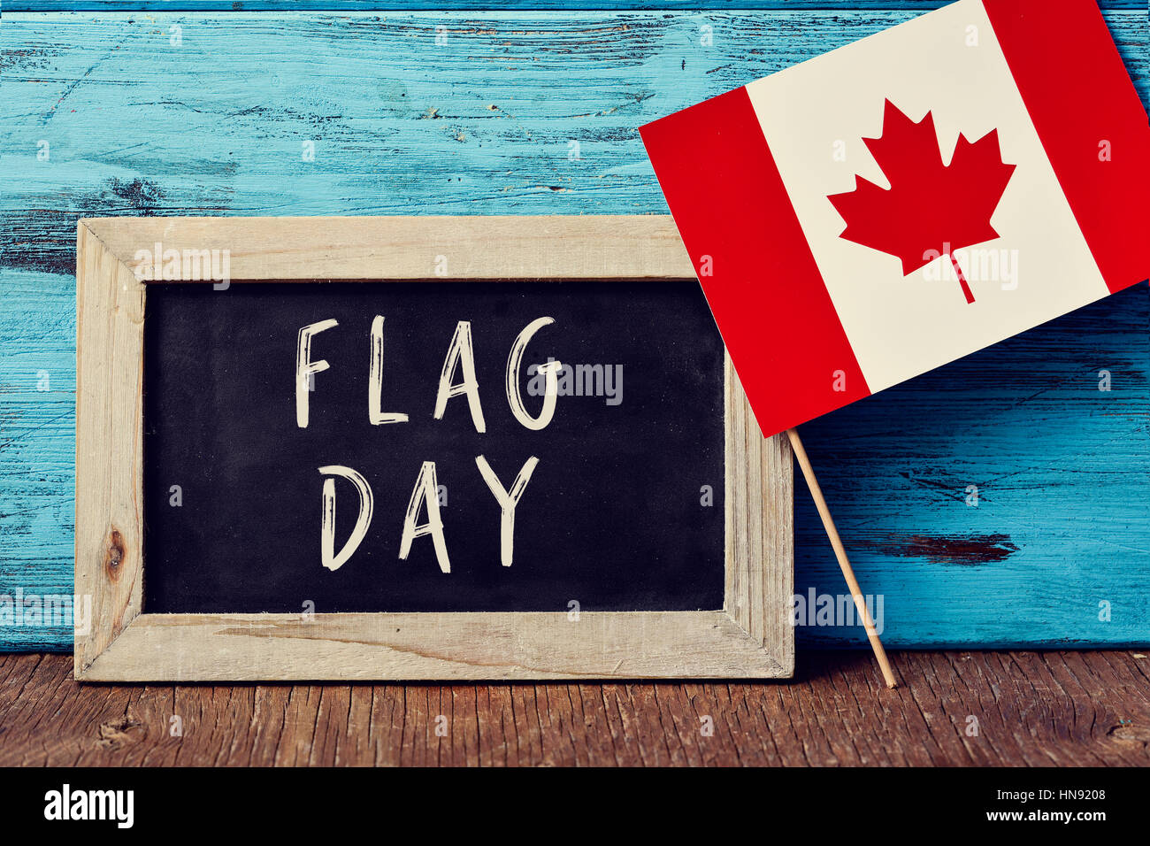 Un tableau en bois avec le texte le Jour du drapeau écrit en C et le ...