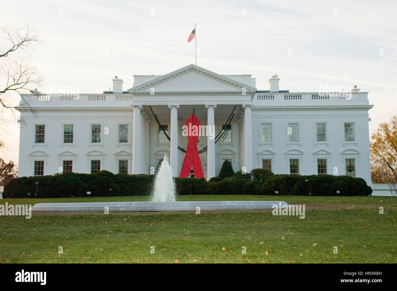 Washington,DC 12-1-07 La Maison Blanche affiche un ruban rouge géant ...