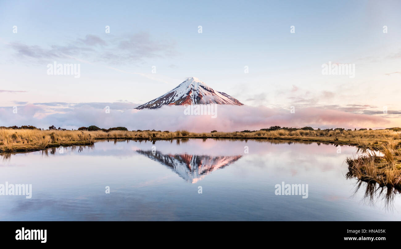 Reflet dans Pouakai Tarn, volcan Mont Taranaki ou Mont Egmont au ...