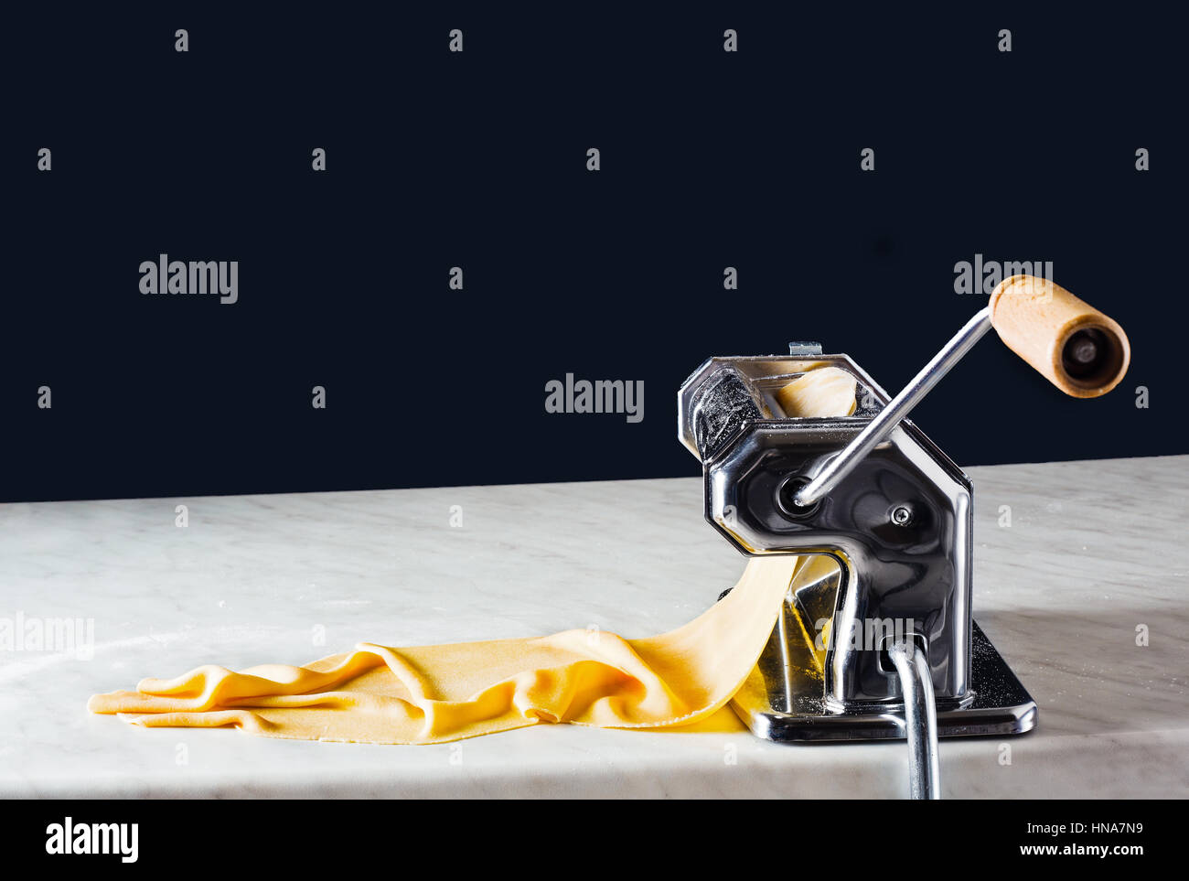Faire la pâte avec une machine à pâtes Photo Stock - Alamy