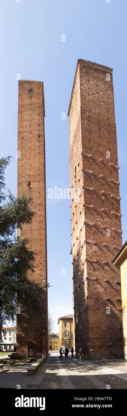 Pavia, Italie - 8 mars 2015 : tours médiévales dans le centre ...