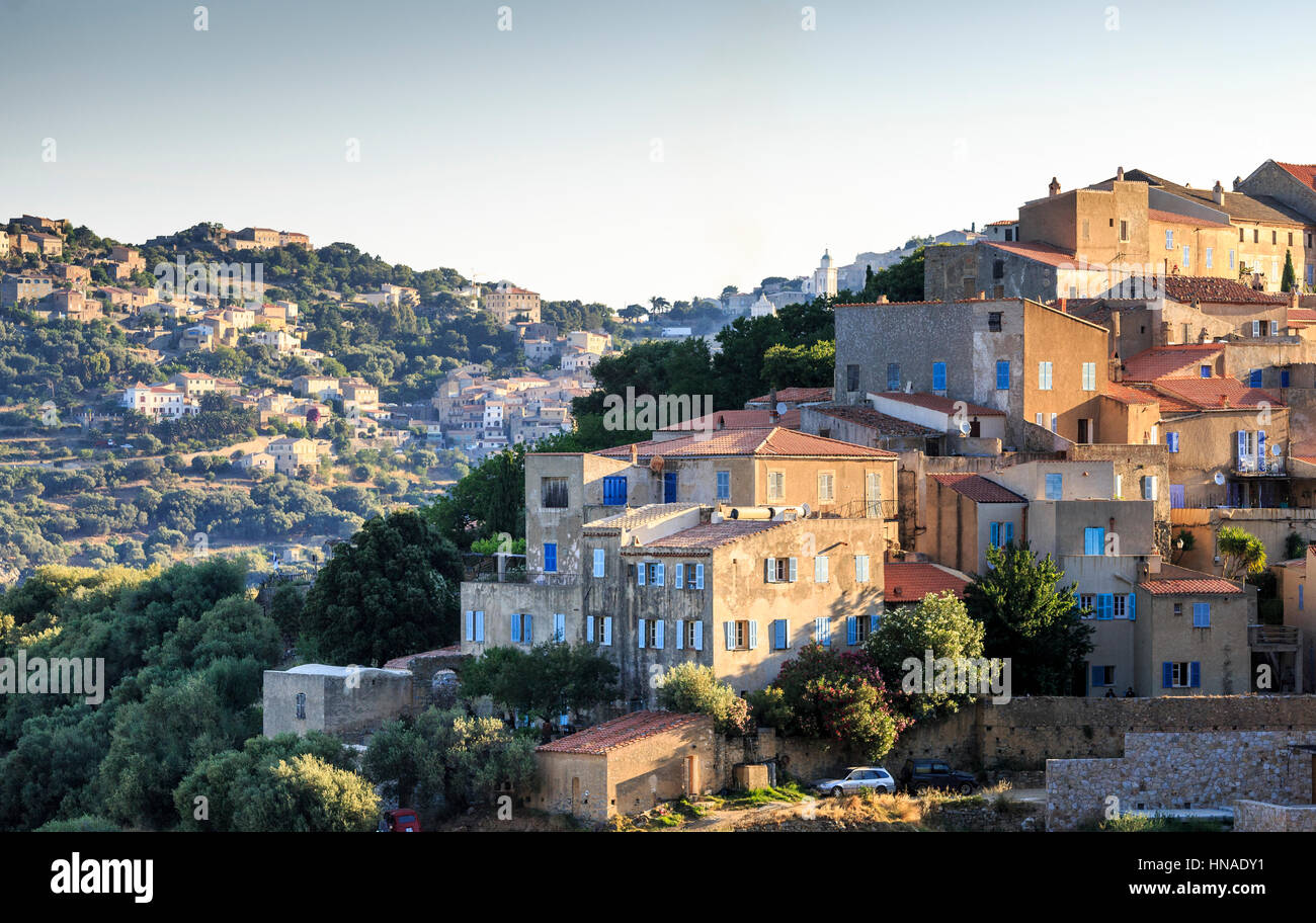 Vue sur le village perché de Pigna avec Santa-Reparata-di-Balagna en ...
