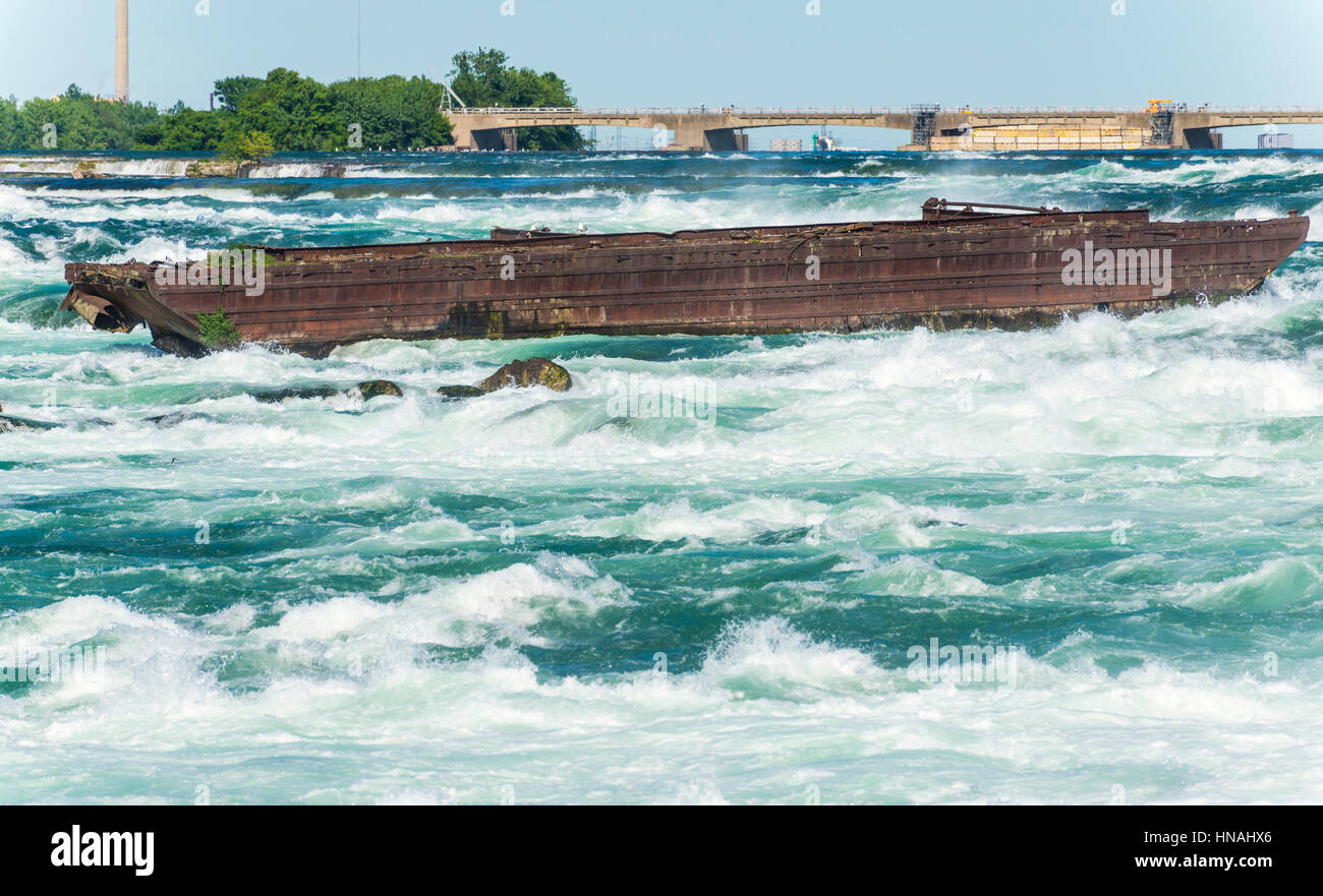 Le Chaland de Niagara se trouve échoué sur un haut-fond dans les ...