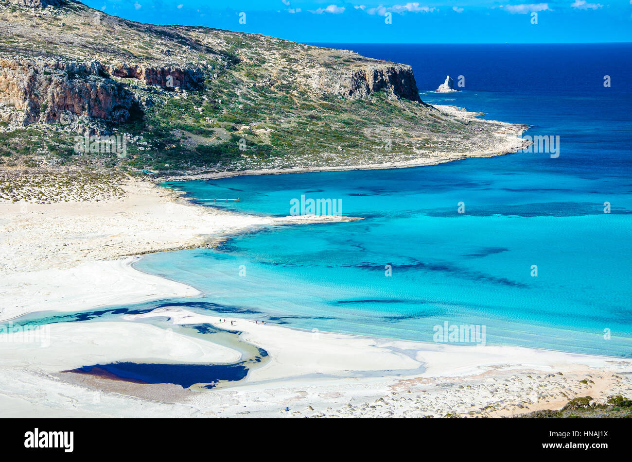 Vue de l'incroyable plage de Balos, avec une famille jouant sur la ...