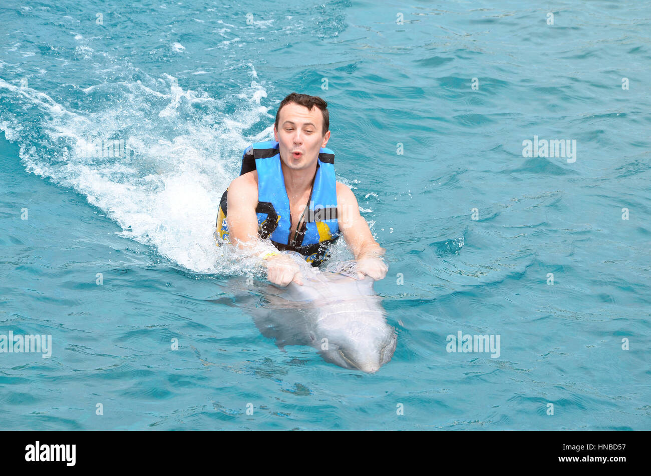 Man riding dolphin Banque de photographies et d’images à haute ...