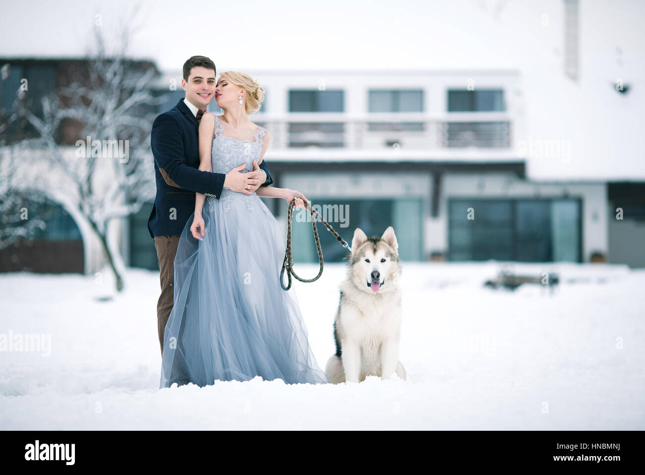 Mariée et le marié en hiver avec chien malamute sur la neige et sur la ...