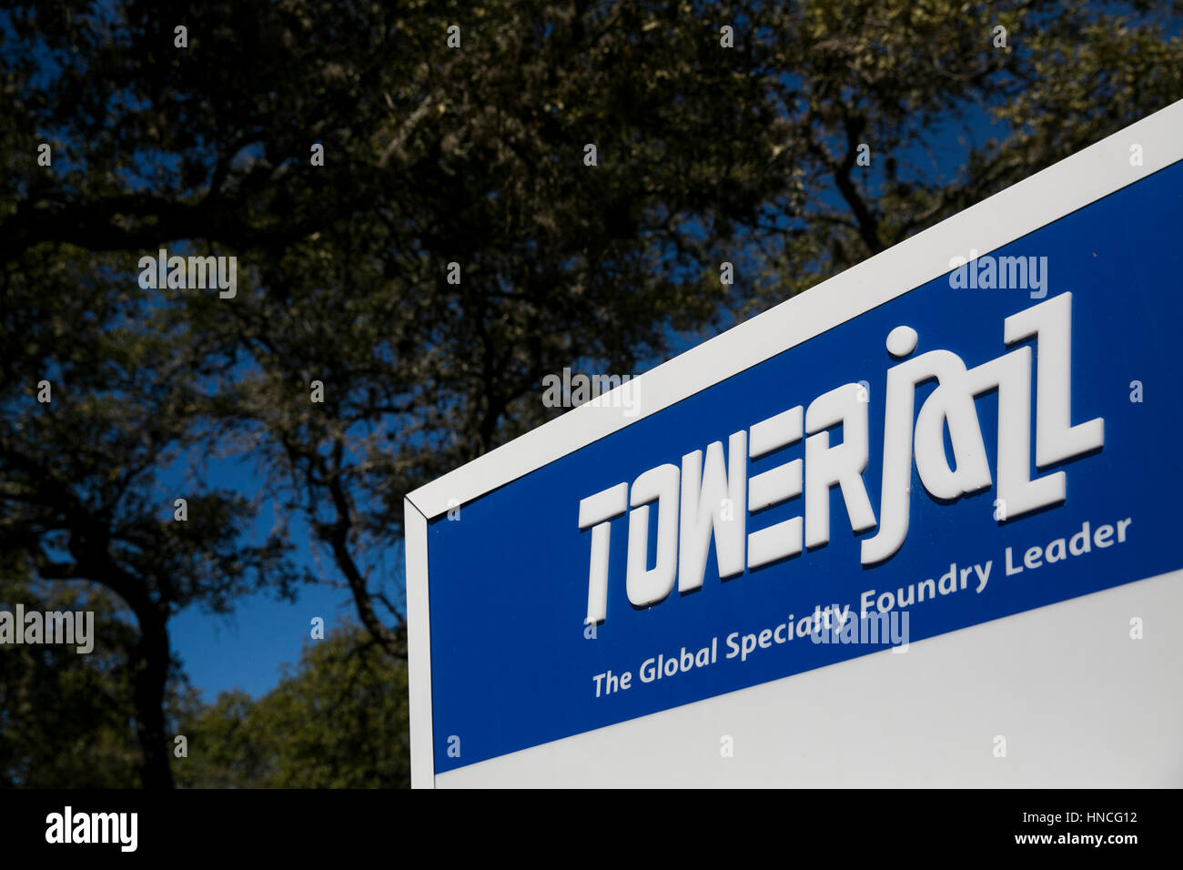 Un logo affiche à l'extérieur d'un établissement occupé par TowerJazz à ...