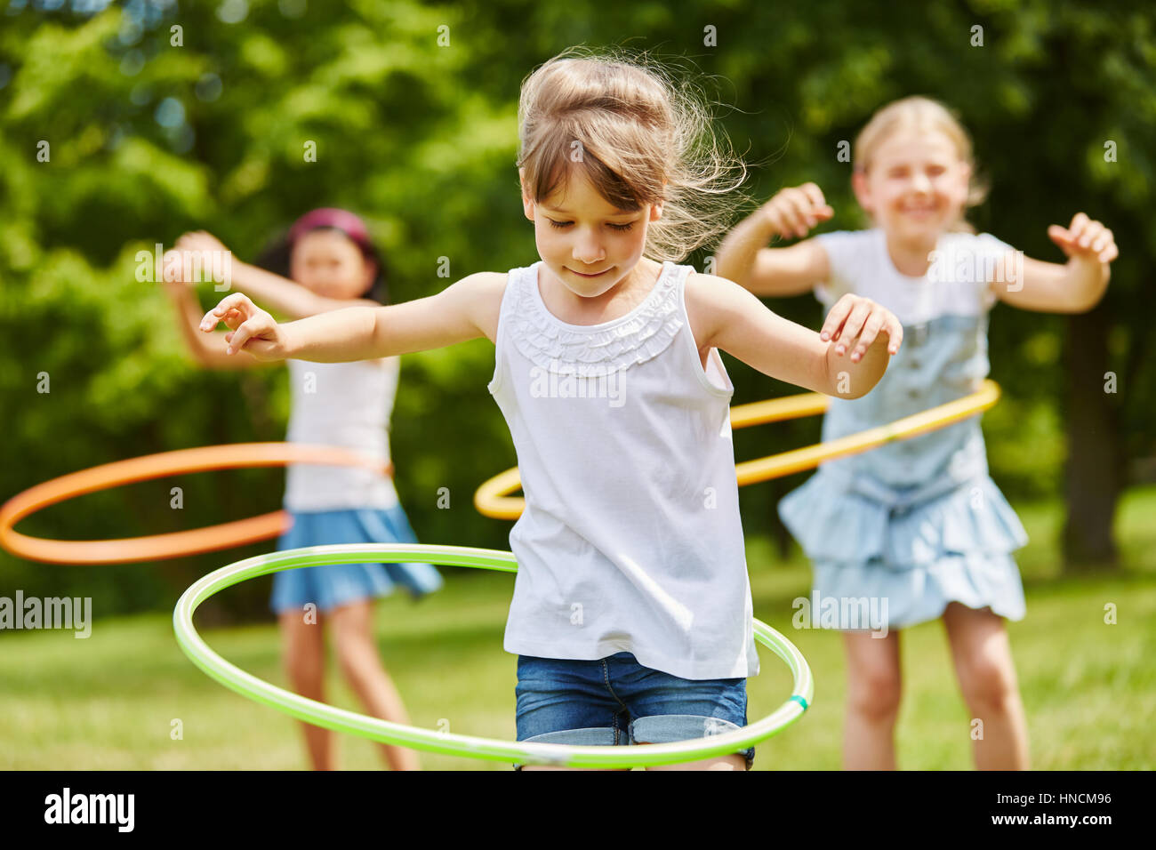 Enfants jouant avec des cerceaux Banque de photographies et d’images à ...