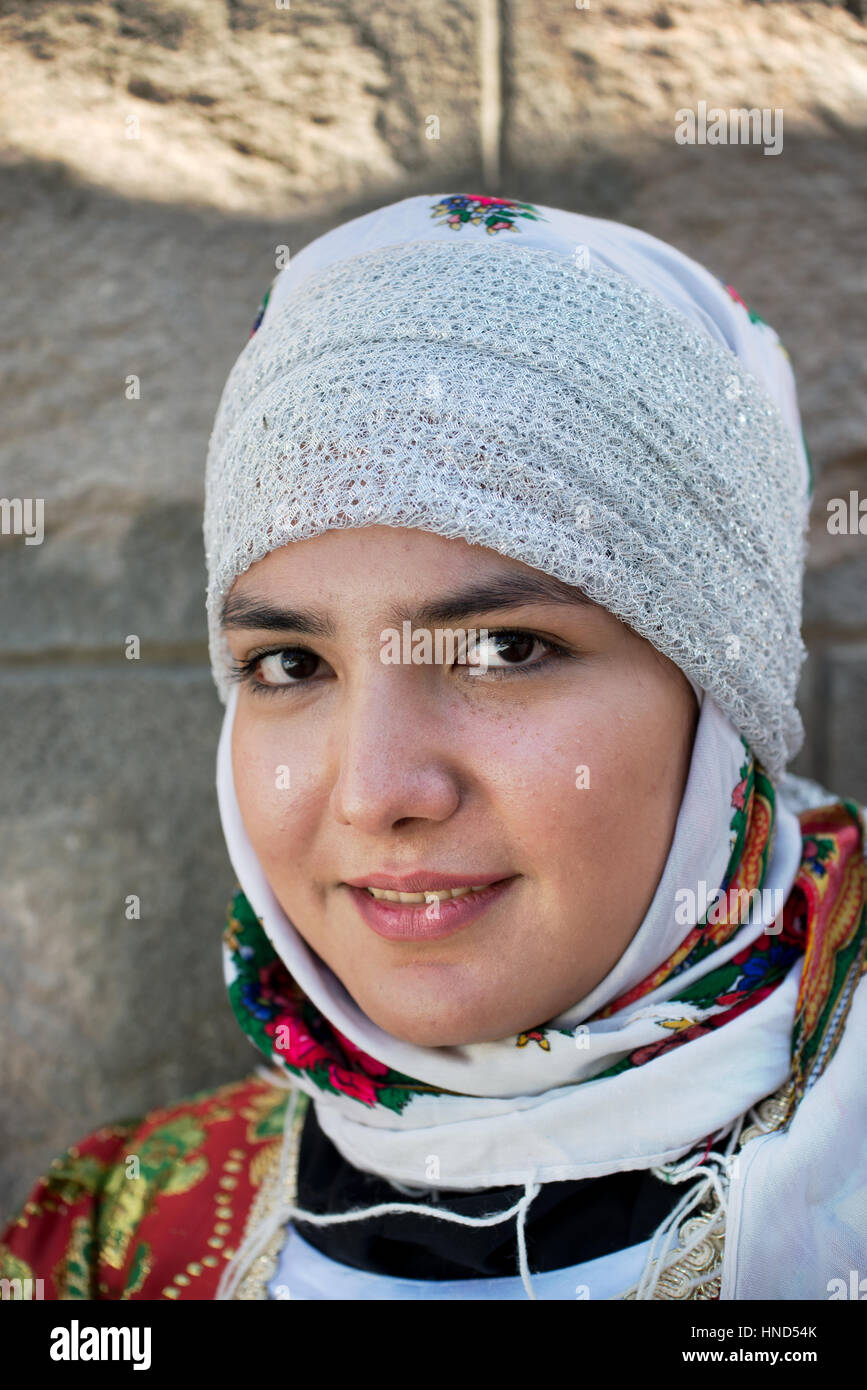 Une jeune fille iranienne avec l'ancien style de vêtements ...