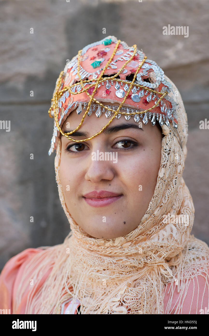 Une jeune fille iranienne avec l'ancien style de vêtements ...