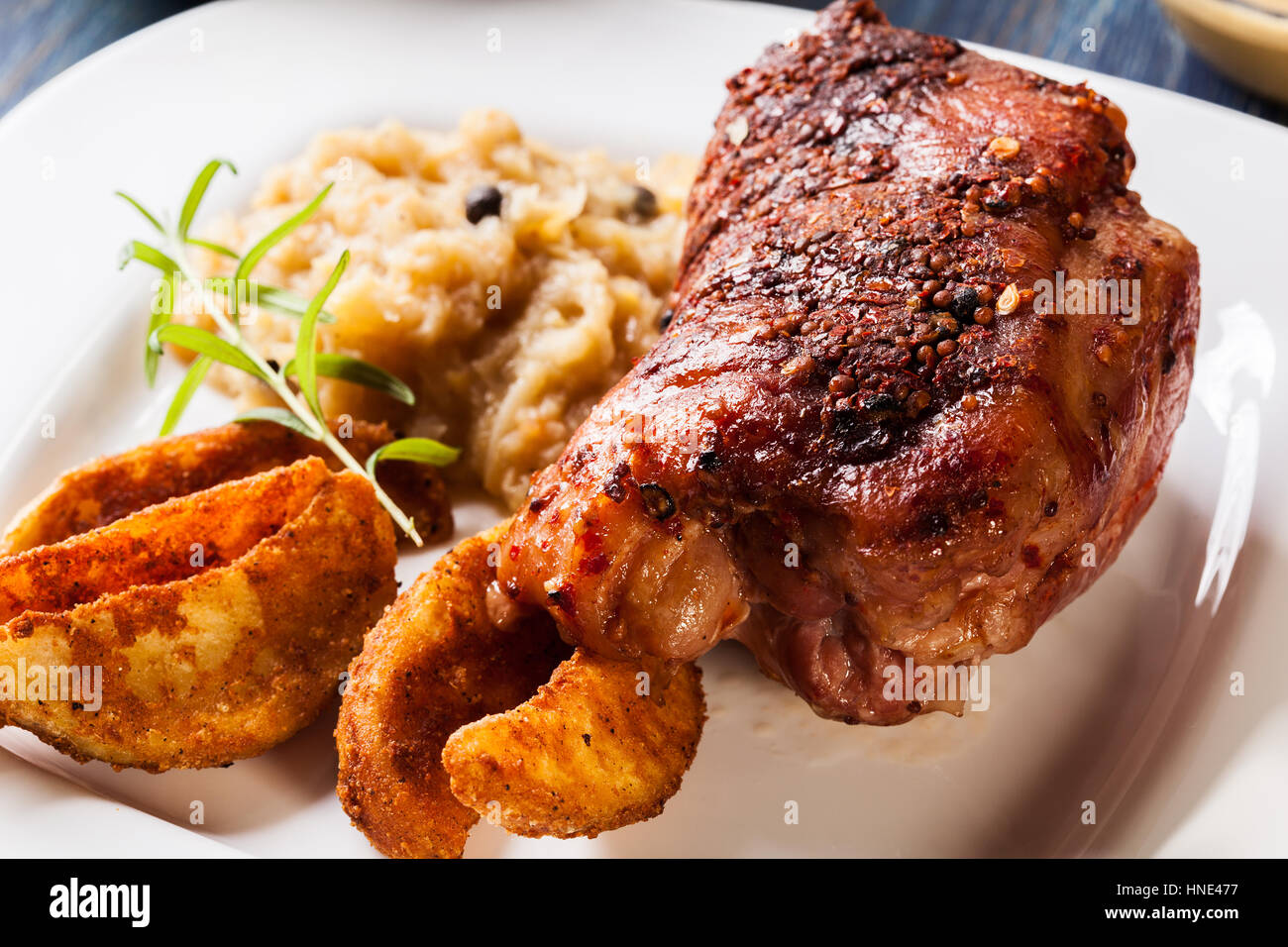 Jarret de porc avec salade de choucroute et de frites Photo Stock - Alamy