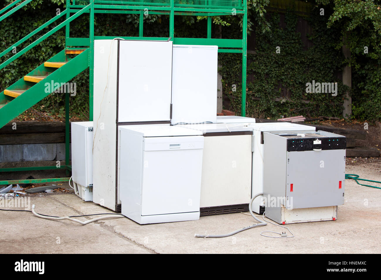 Jetée de lave-vaisselle avec centre de recyclage local Photo Stock - Alamy